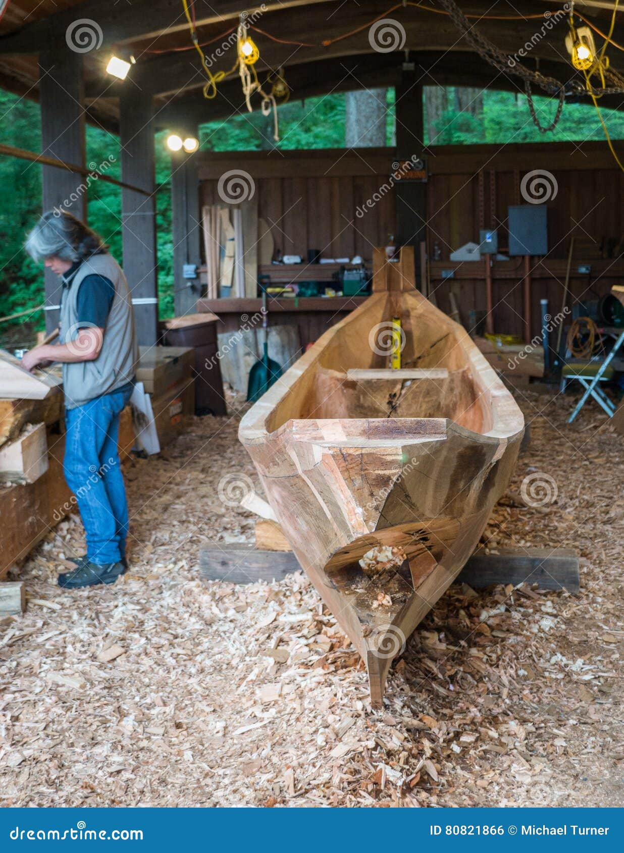 Traditional Canoe Builder editorial photo. Image of carve - 80821866