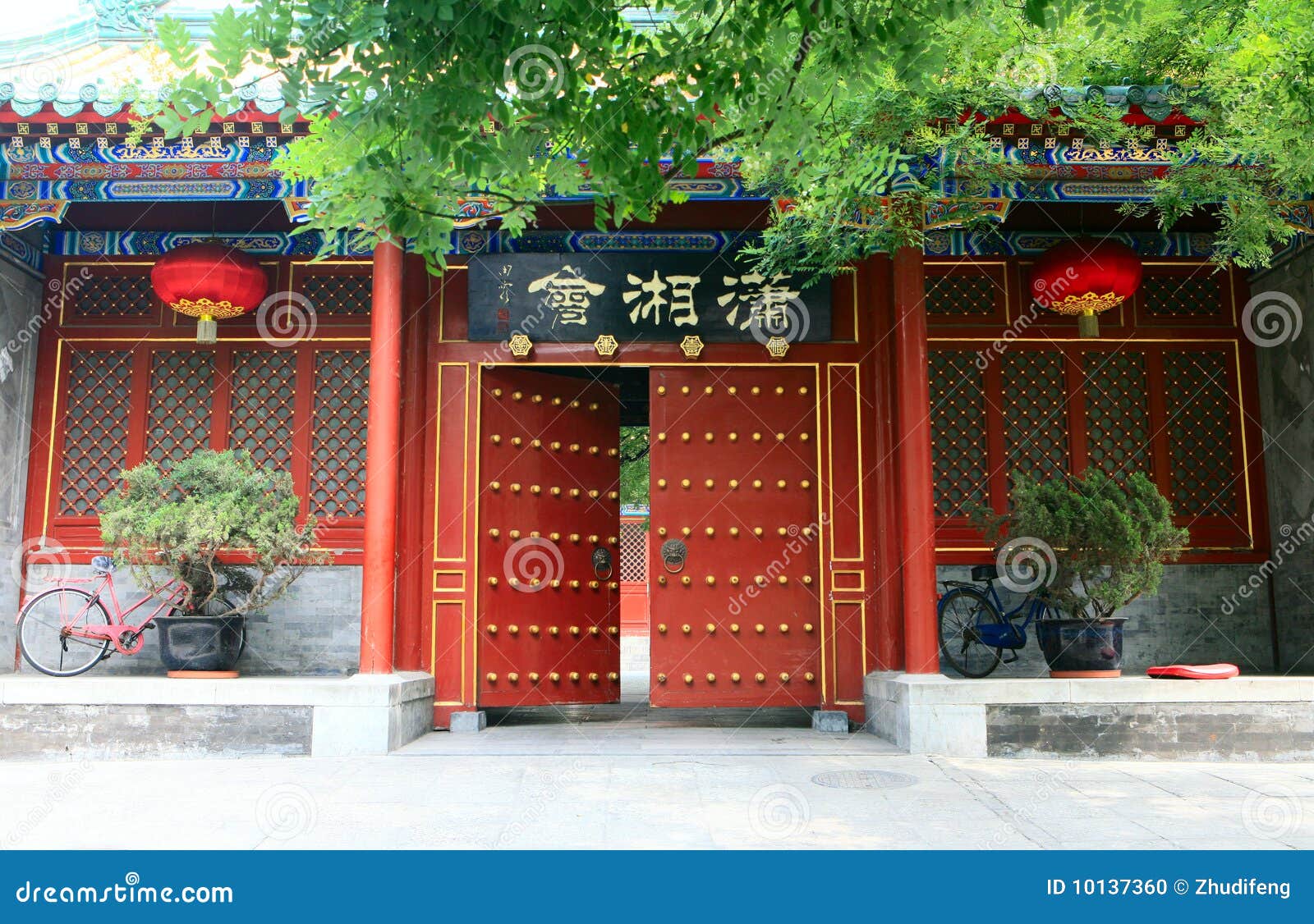 Traditional Chinese Building Stock Photo - Image of building, plant ...