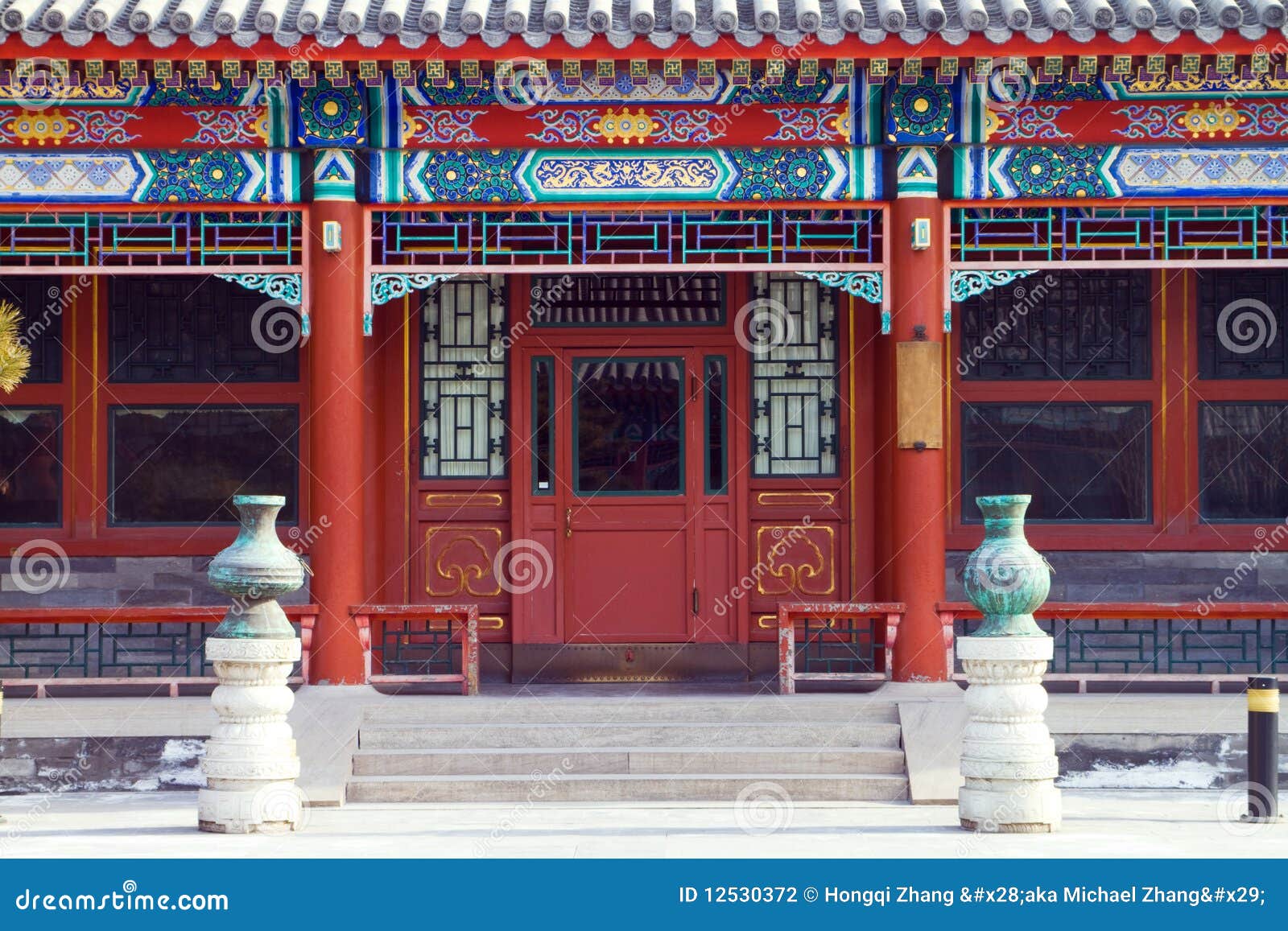 Traditional Chinese Building Stock Photo - Image of dragon, beijing ...