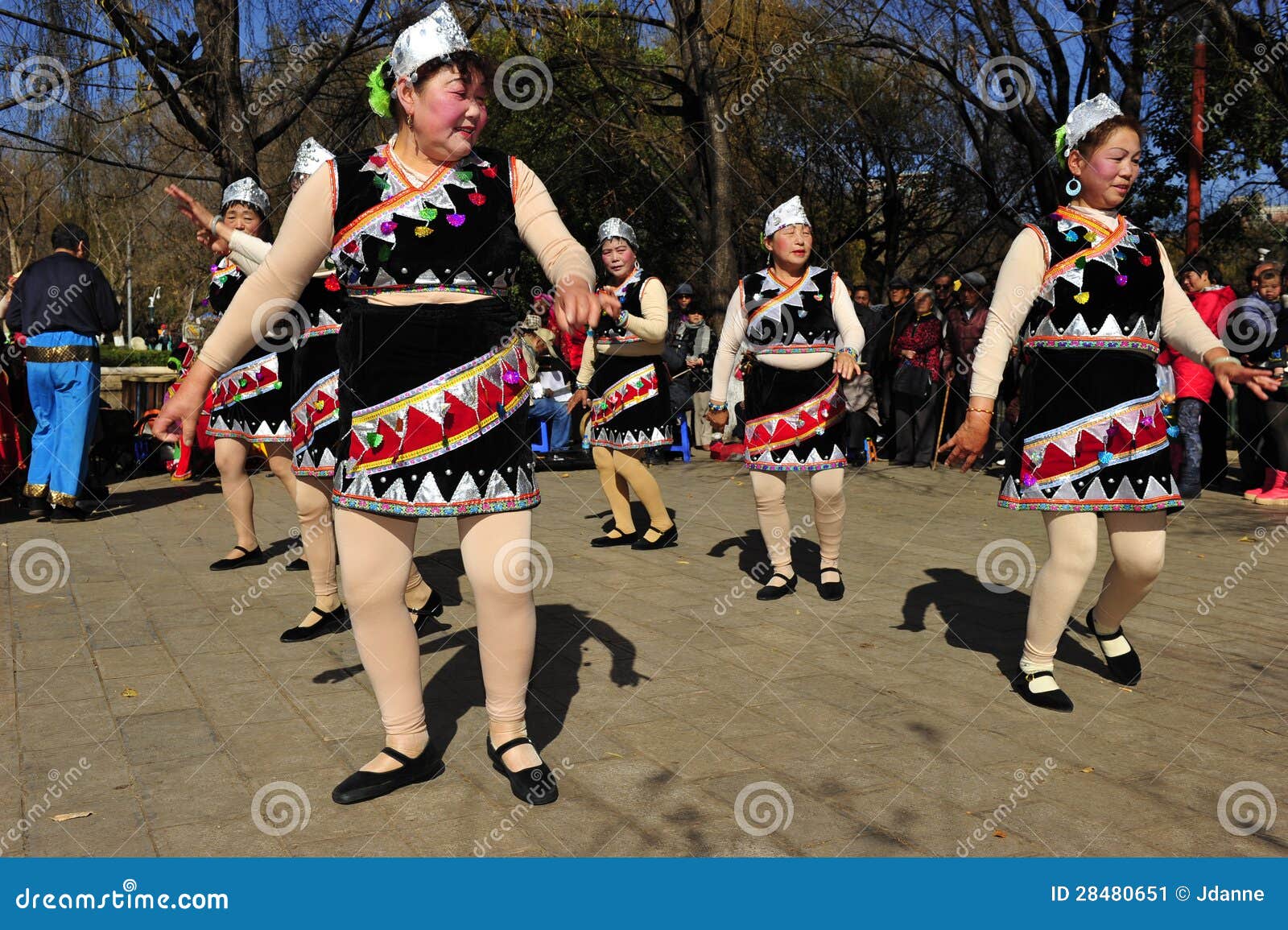 Traditional Chinese Dancing Editorial Photo - Image of lady, asia: 28480651