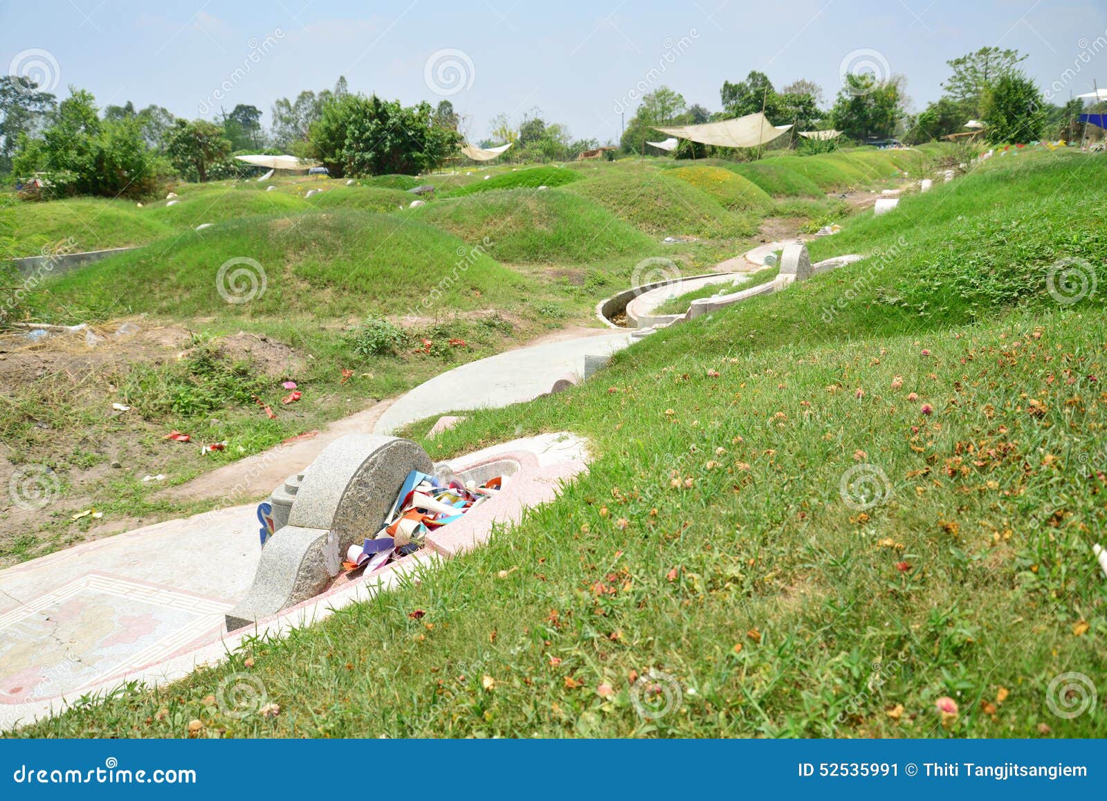 Traditional Chinese Graveyard Stock Image - Image of tomb, pray: 52535991