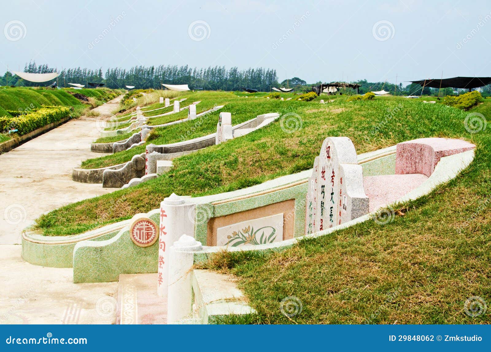 Traditional Chinese Graveyard Stock Photo - Image of worship, pray ...