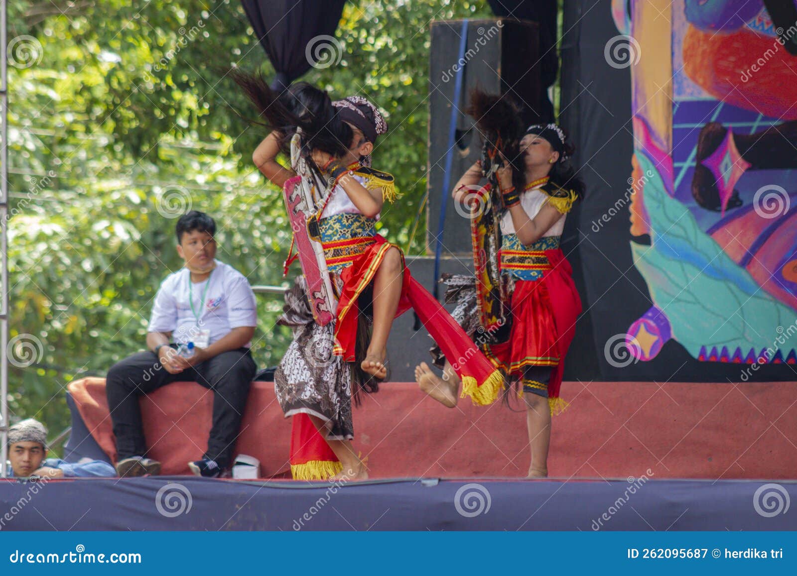 Traditional dance editorial photography. Image of crowd - 262095687