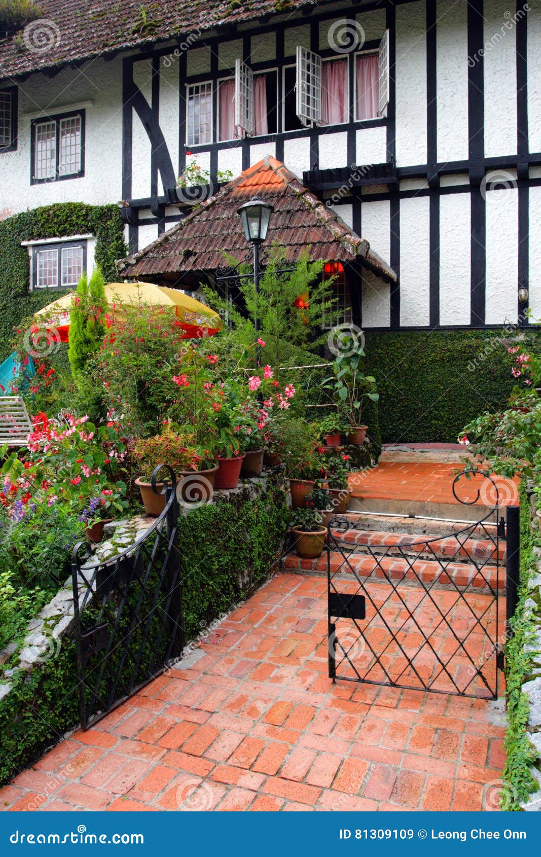 A Traditional English Cottage Editorial Stock Image - Image of real ...