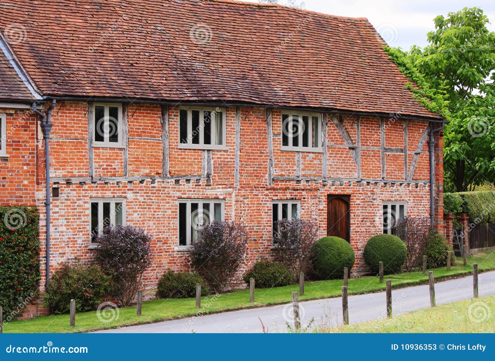 Traditional English Rural Cottage Stock Image - Image of peace, rustic ...