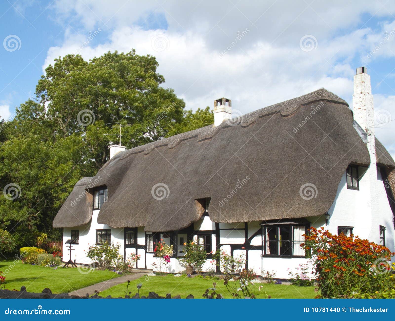 Traditional English Thatched Cottage Stock Photo - Image of exterior ...