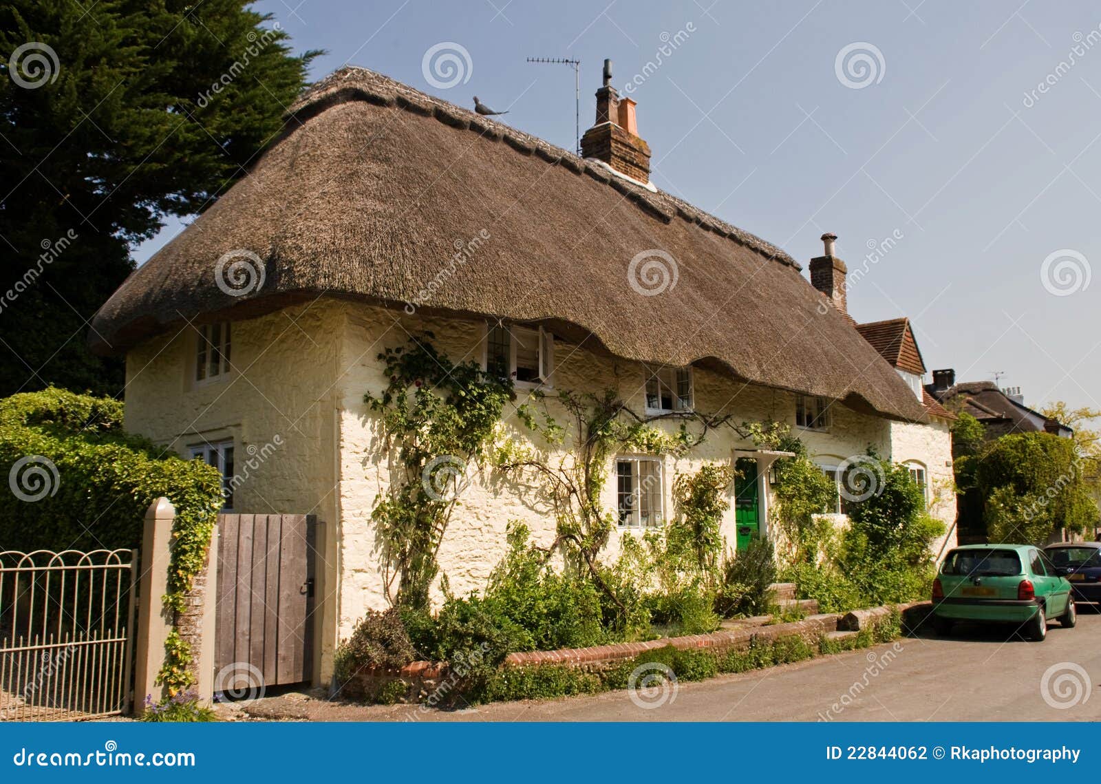 Traditional English Thatched Cottage Stock Photo - Image of charming ...
