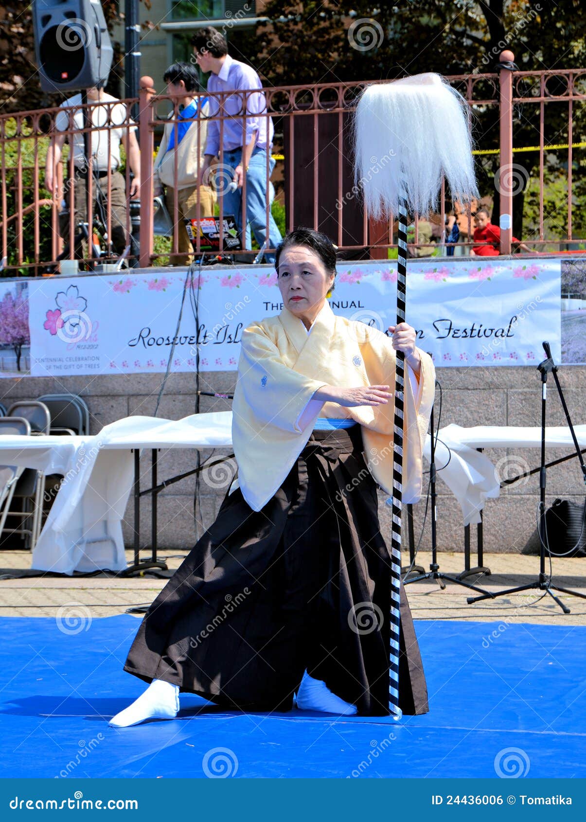Traditional Japanese Dance editorial photo. Image of island - 24436006