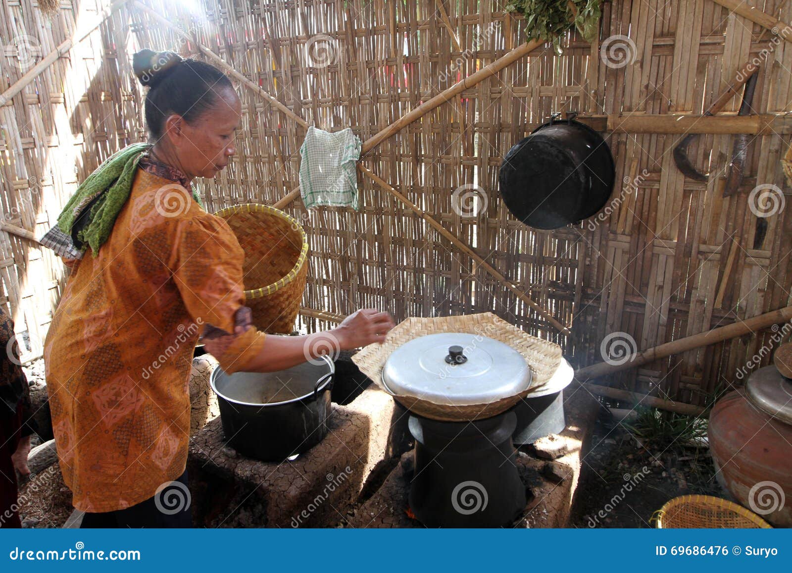 Traditional kitchen editorial photo. Image of central - 69686476