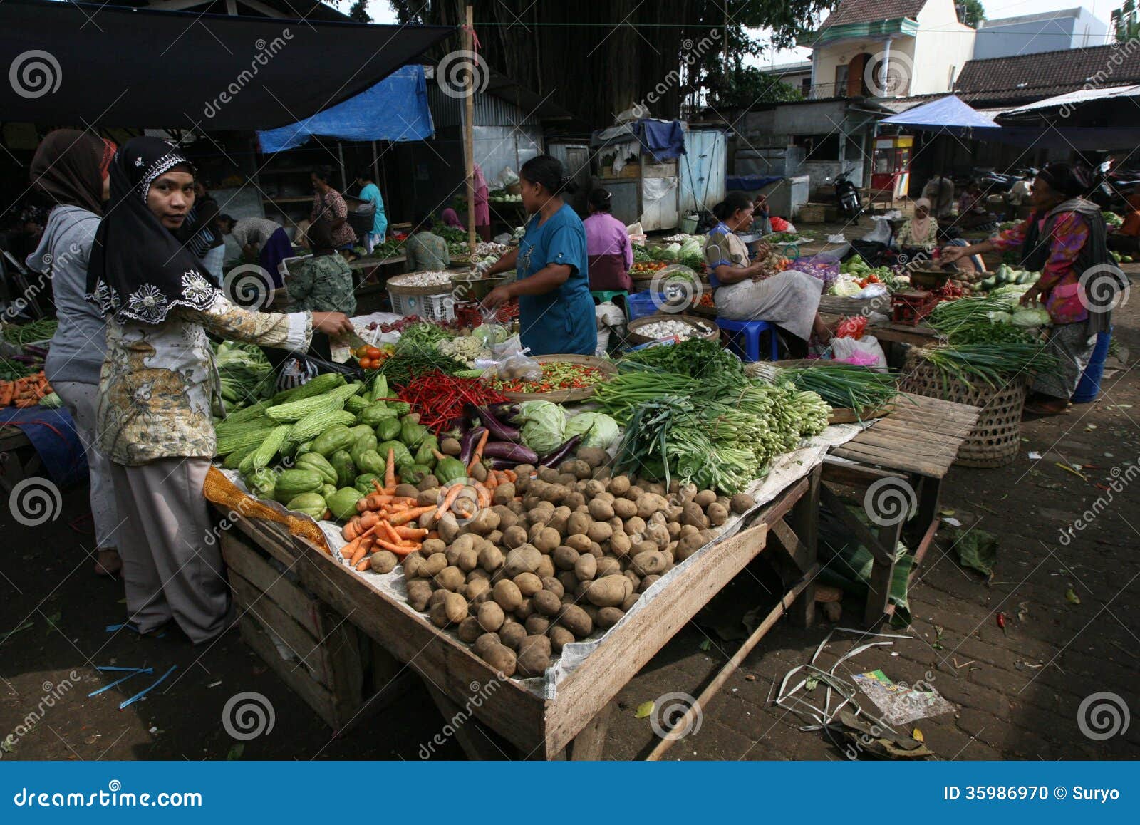 Traditional market editorial image. Image of greengrocer - 35986970