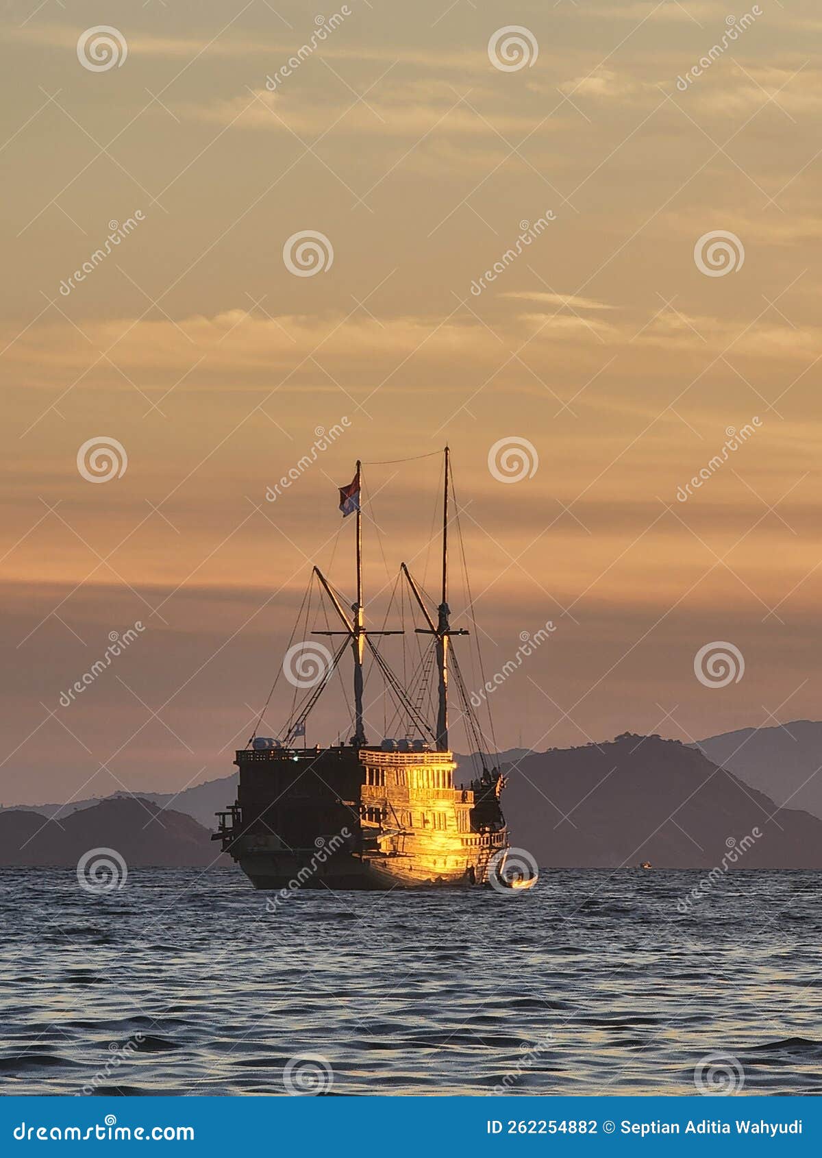 Traditional pinisi ship stock photo. Image of ship, pinisi - 262254882