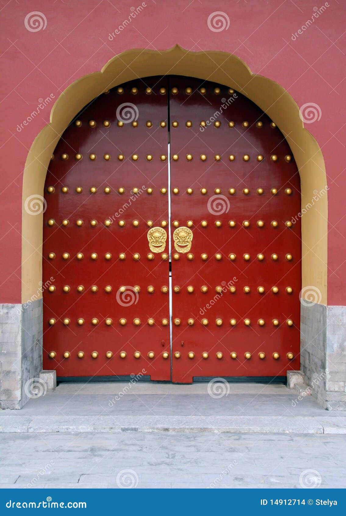 Traditional Red Chinese Door Stock Photo - Image of heaven, door: 14912714