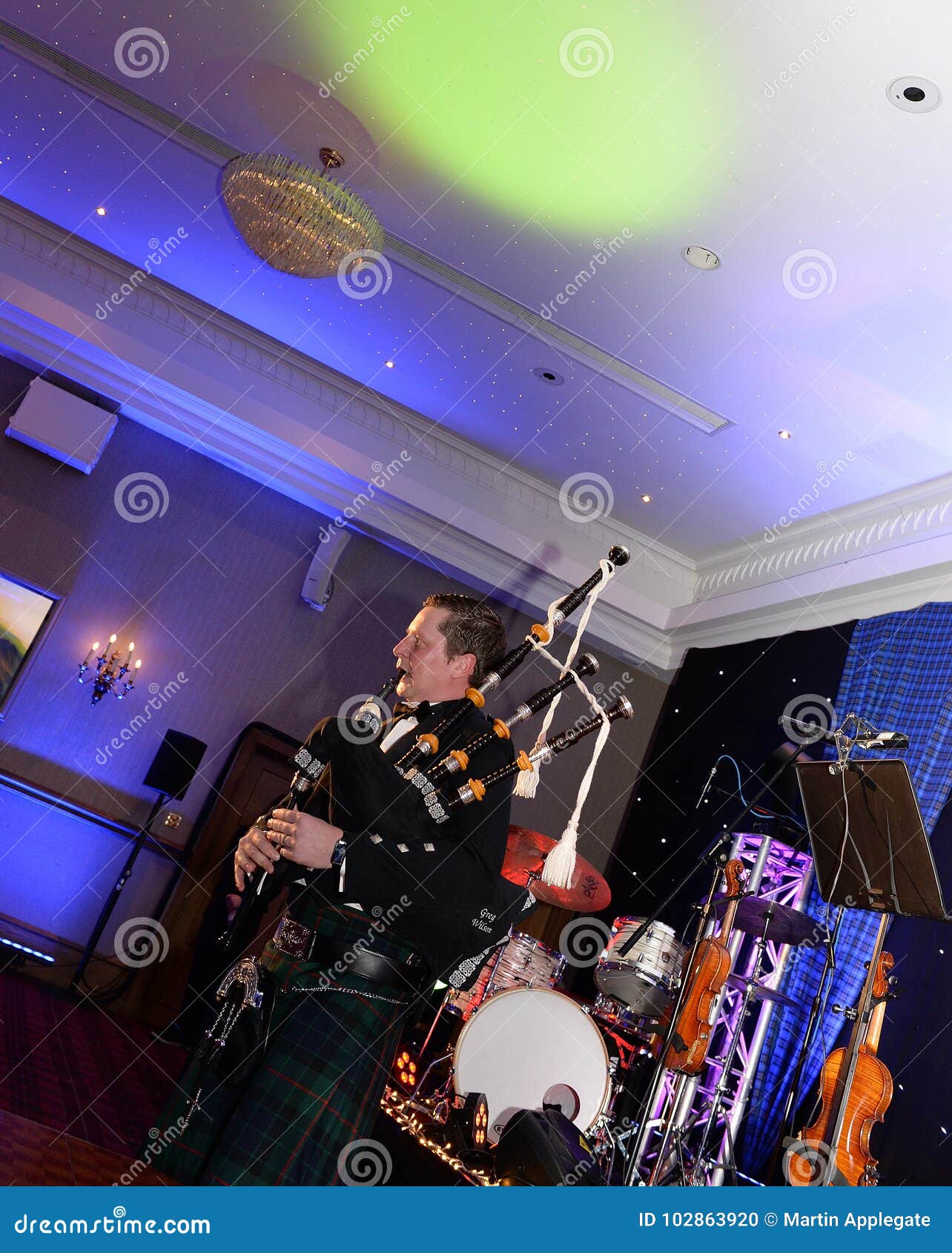 Scottish Bagpiper editorial image. Image of uniform - 102863920