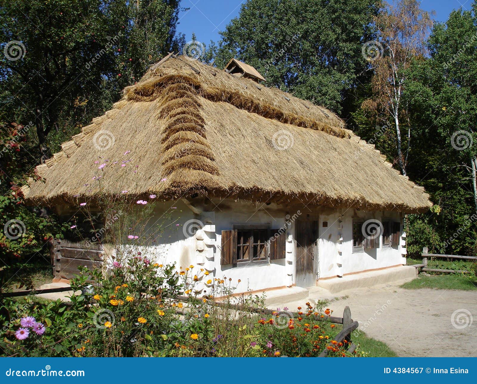 Traditional Ukrainian House Stock Image - Image of obsolete, ukraine ...