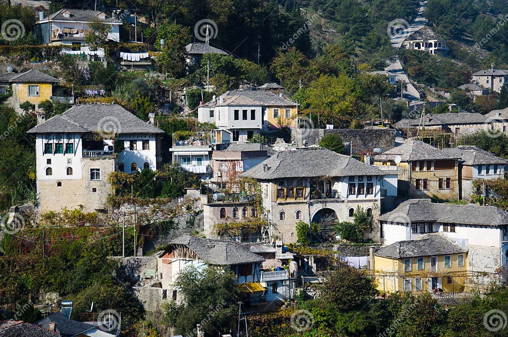 Traditioneel Albanees huis stock afbeelding. Image of oriëntatiepunt ...