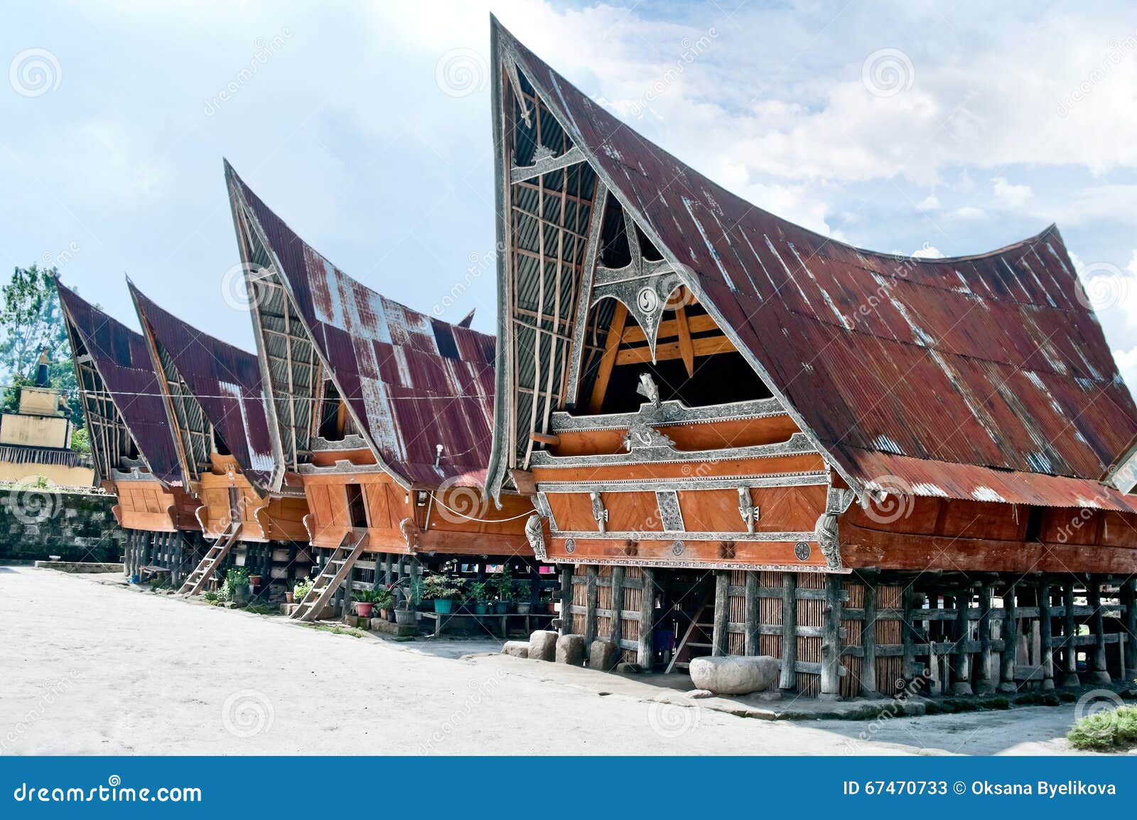 Traditioneel Batak-huis Op Het Samosir-eiland, Indonesië Stock ...