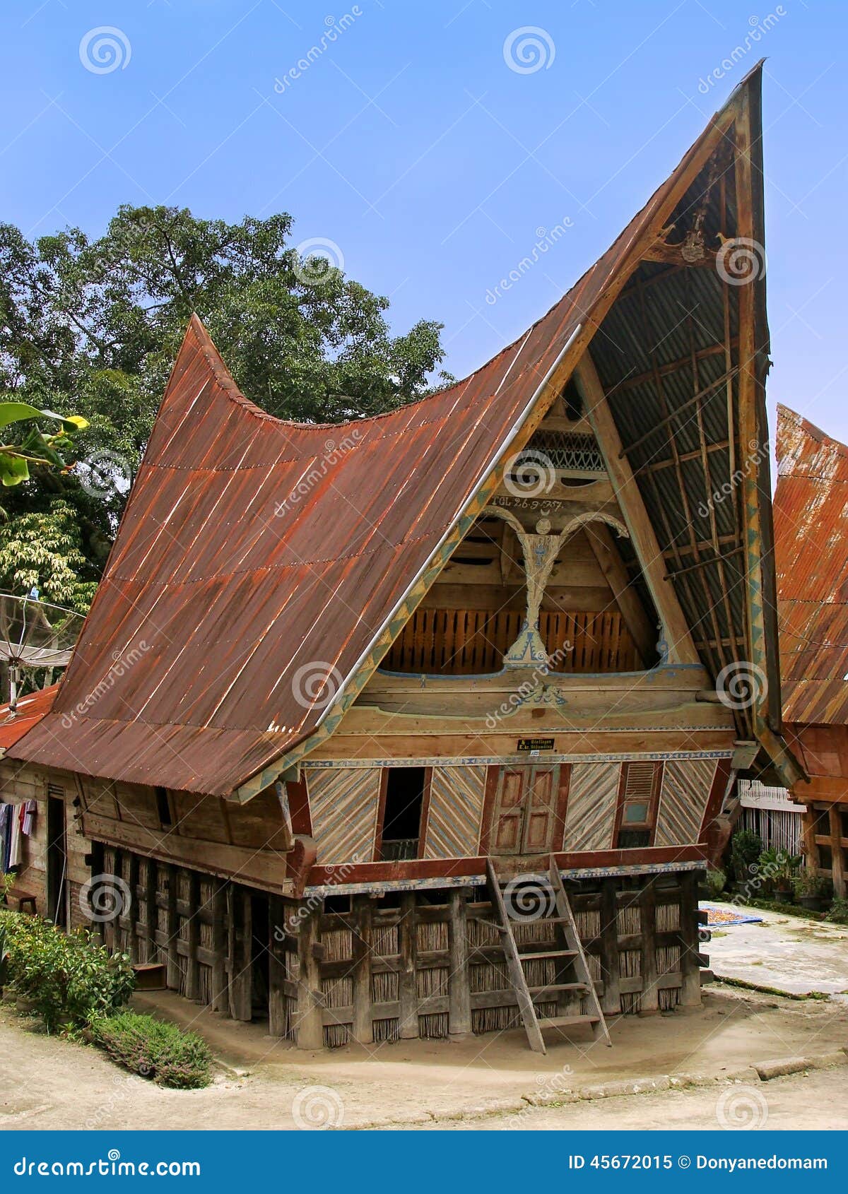 Traditioneel Batak-huis Op Samosir-eiland, Sumatra, Indonesië Stock ...
