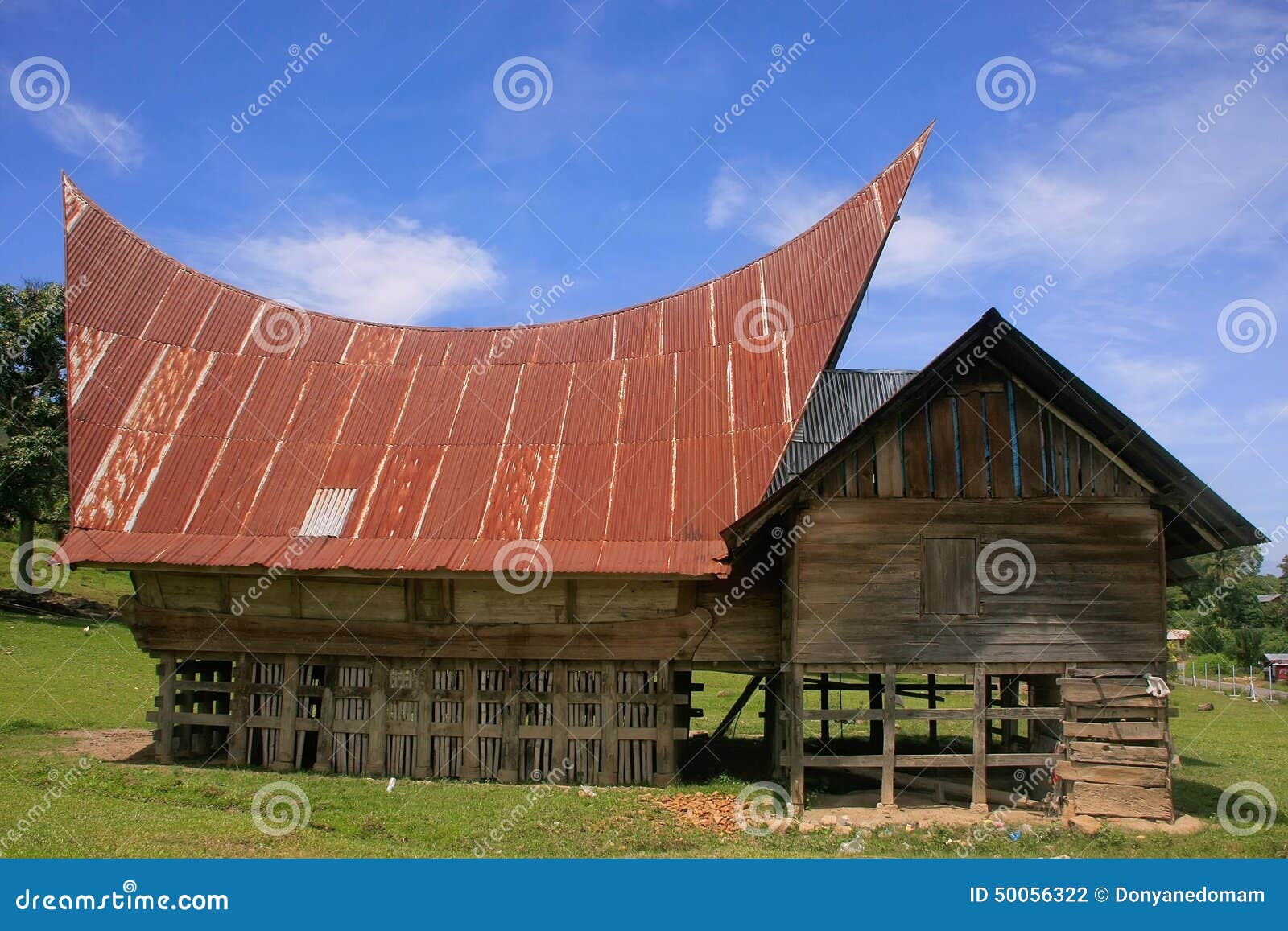Traditioneel Batak-huis Op Samosir-eiland, Sumatra, Indonesië Stock ...
