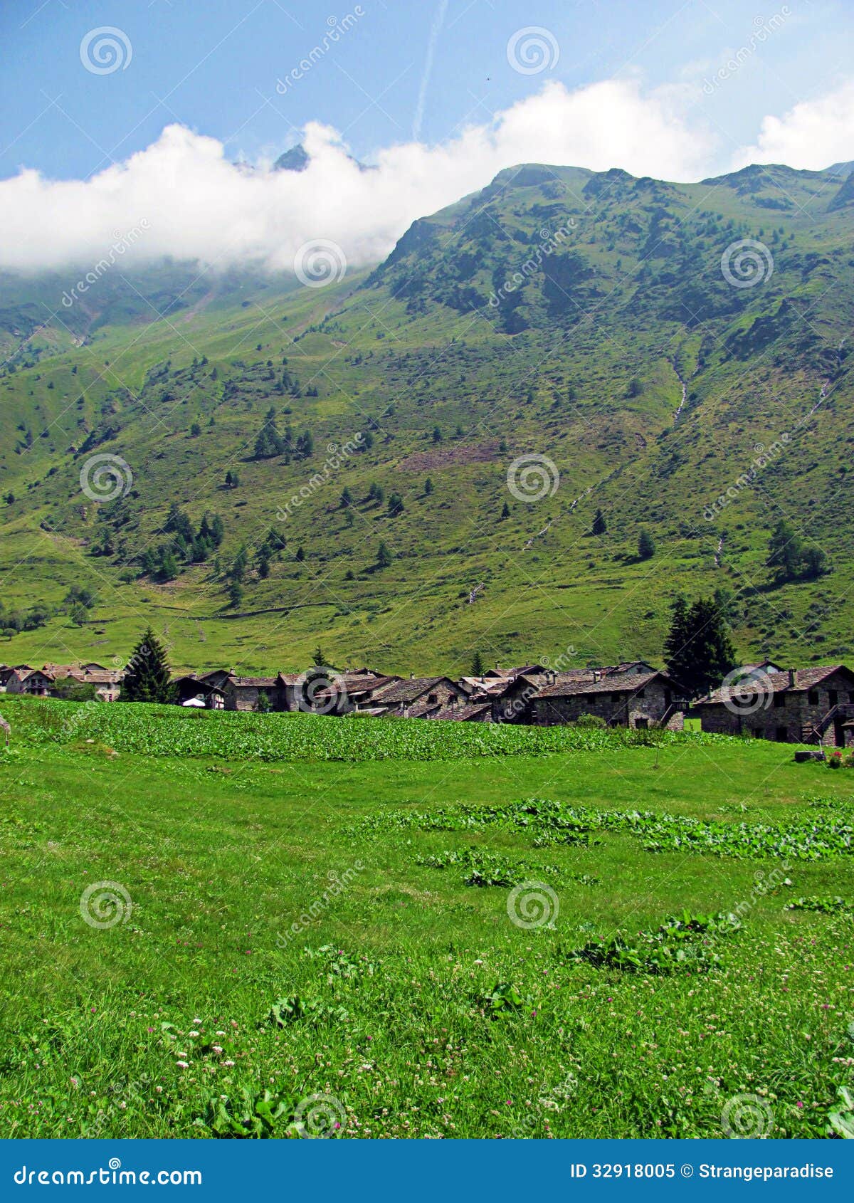Traditioneel Bergdorp - Italiaanse Alpen Stock Afbeelding - Image of ...