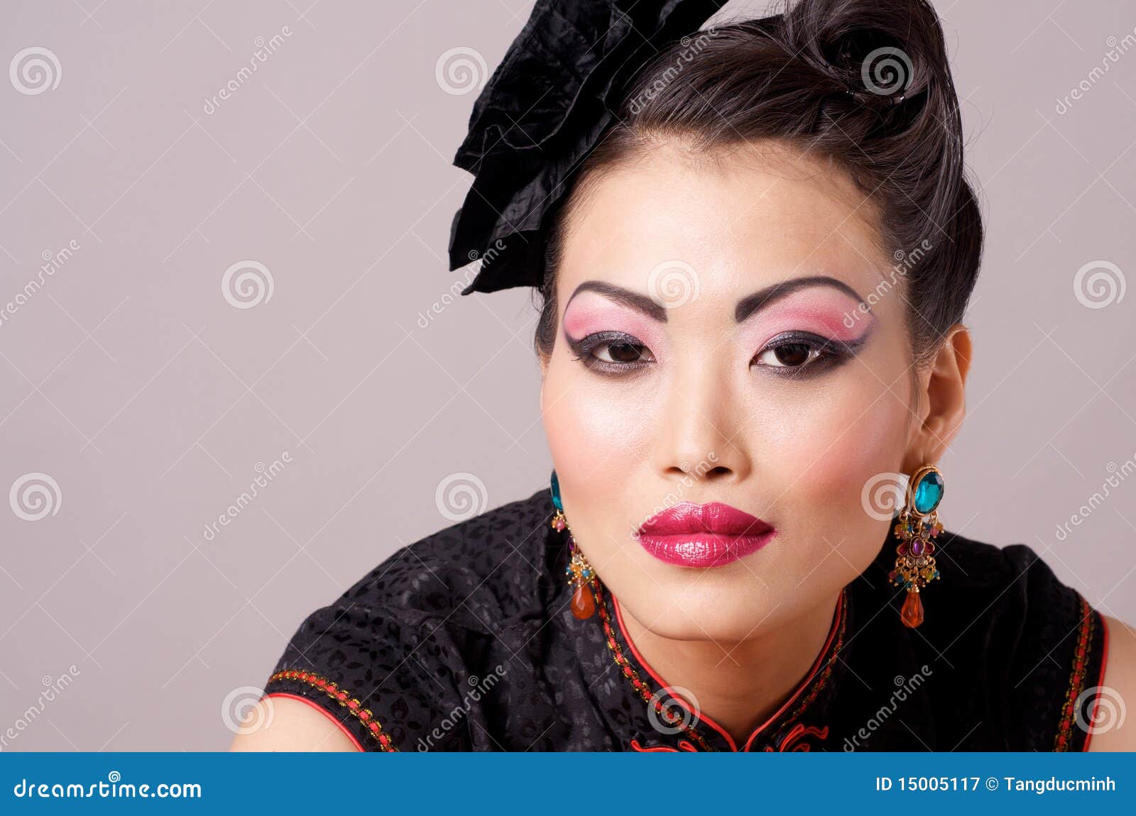 Traditioneel Chinees Model Qipao Stock Afbeelding - Image of lippen ...