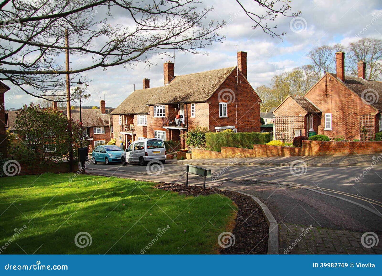 Traditioneel Engels huis stock afbeelding. Image of grijs - 39982769