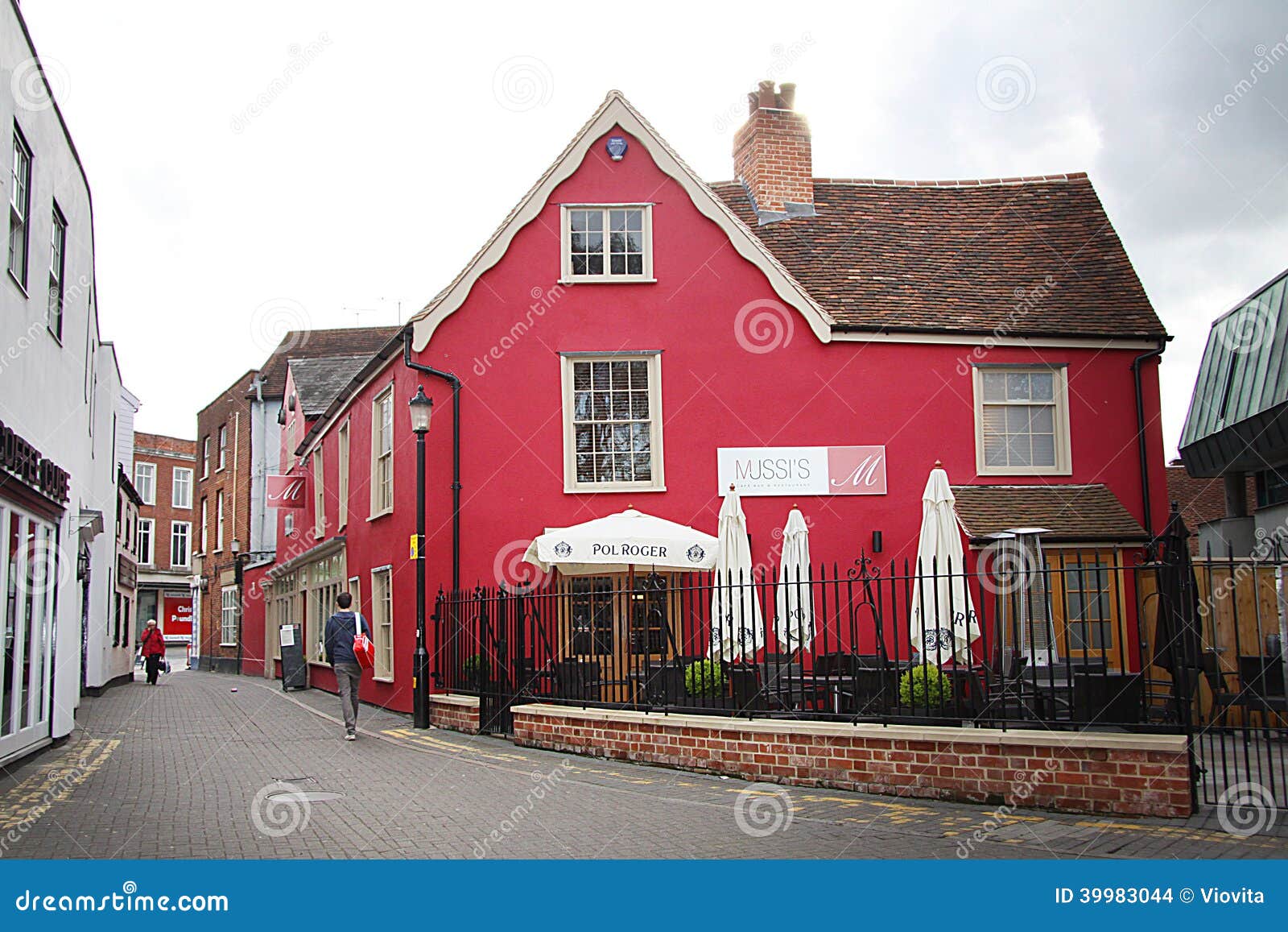 Traditioneel Engels huis redactionele stock afbeelding. Image of ...