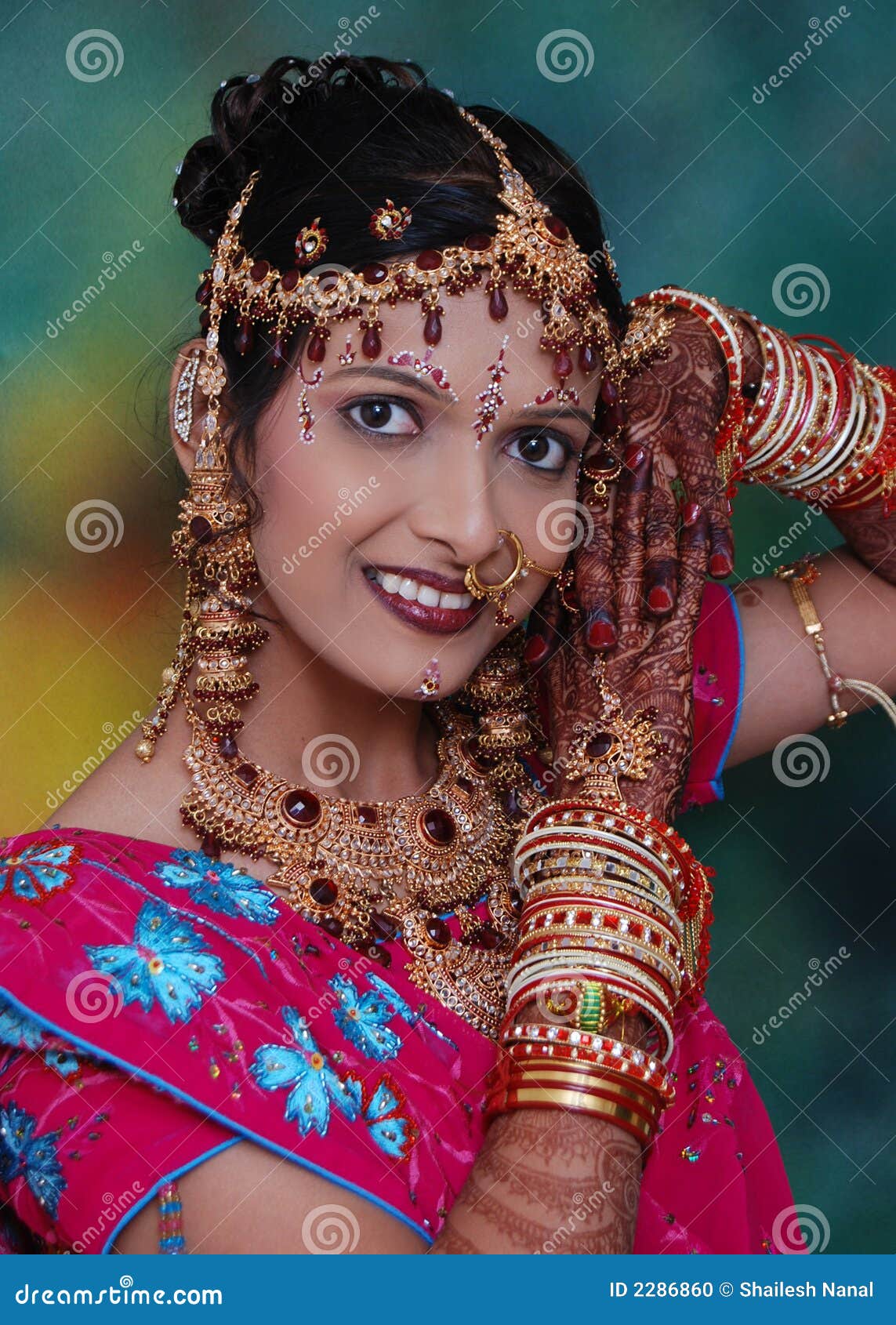 Traditioneel Indisch Meisje Stock Foto - Image of kastanjebruin, helder ...