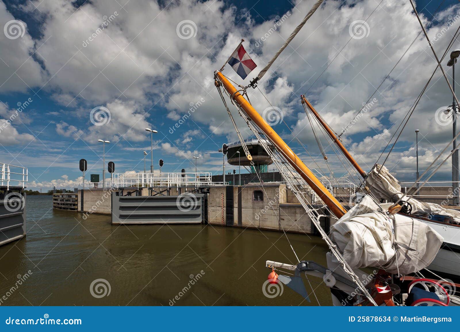 Traditioneel Zeilschip Dat Een Sluis Verlaat Stock Foto - Image of ...
