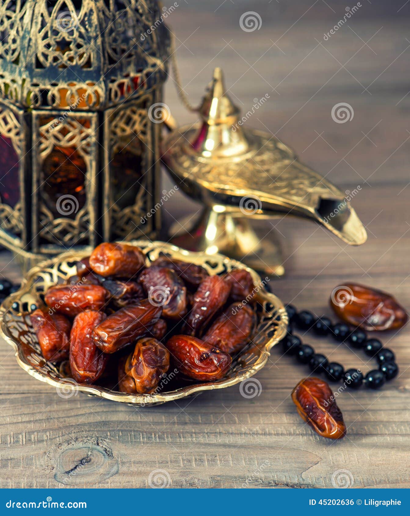 Traditionele Arabische Lamp, Latern, Data En Rozentuin Stock Foto ...