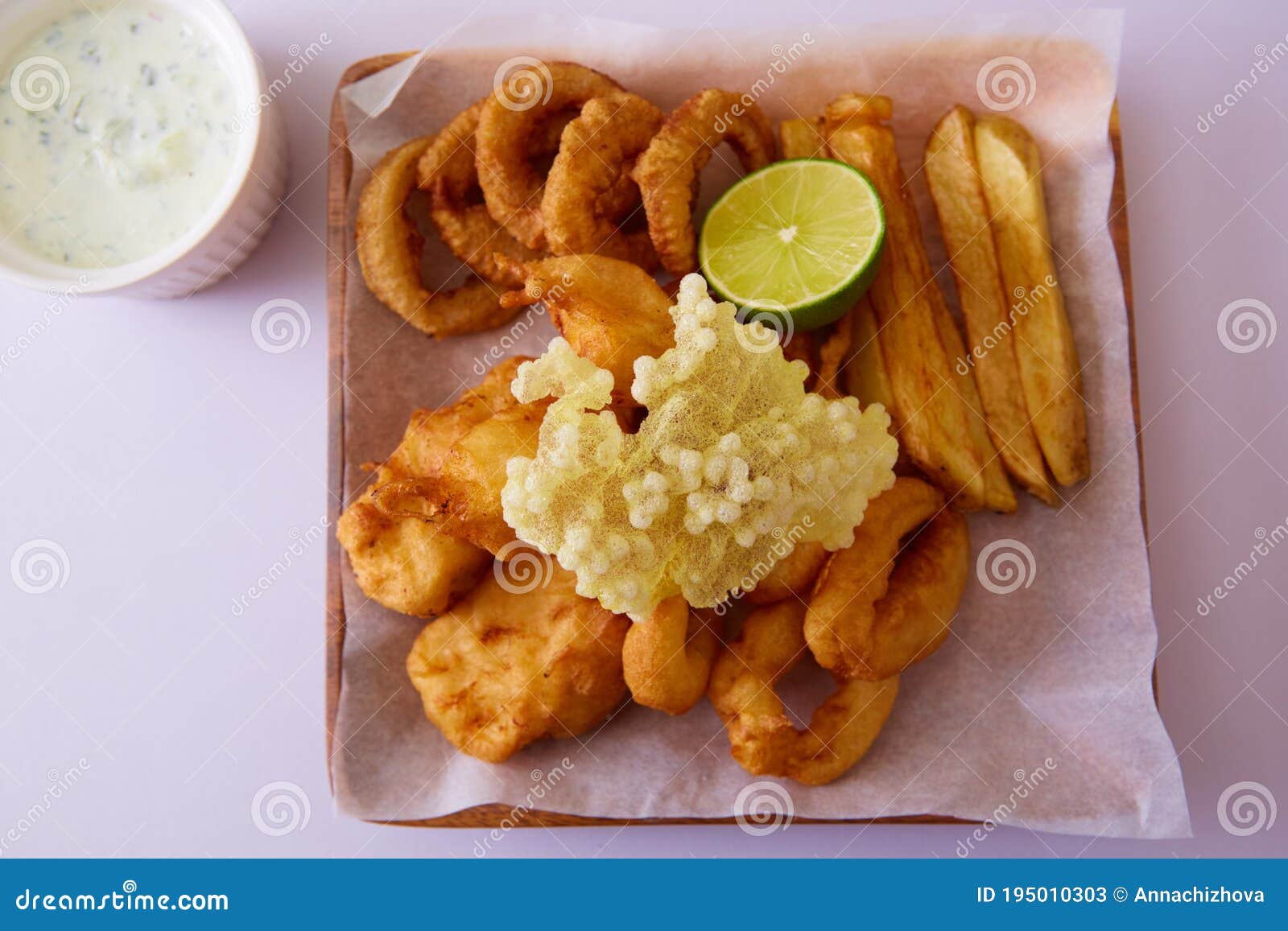 Traditionele Britse Vis En Chips. Ondiepe Dans Stock Afbeelding - Image ...