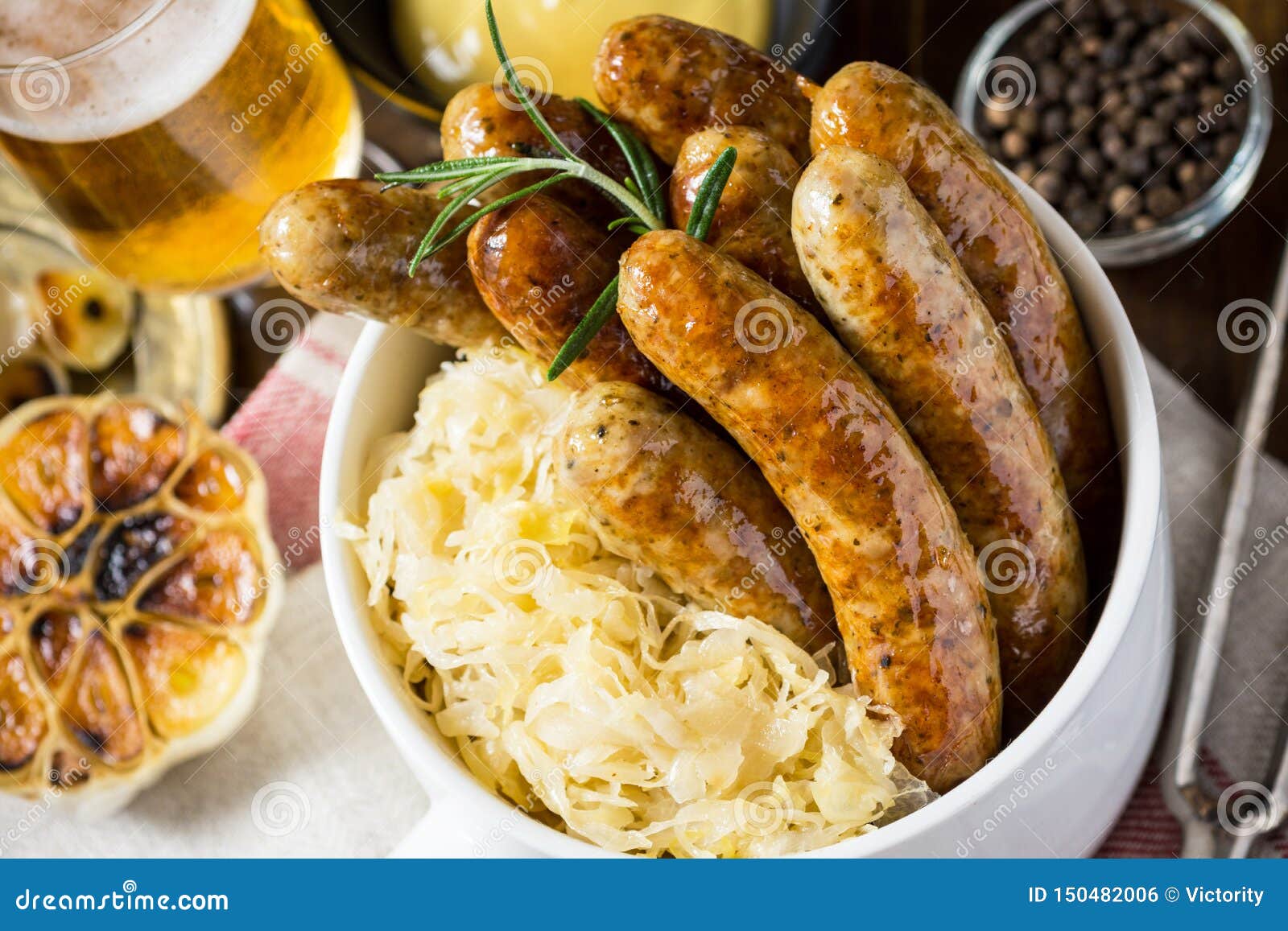 Traditionele Duitse Worsten Met Koolsalade, Mosterd En Bier Stock Foto ...