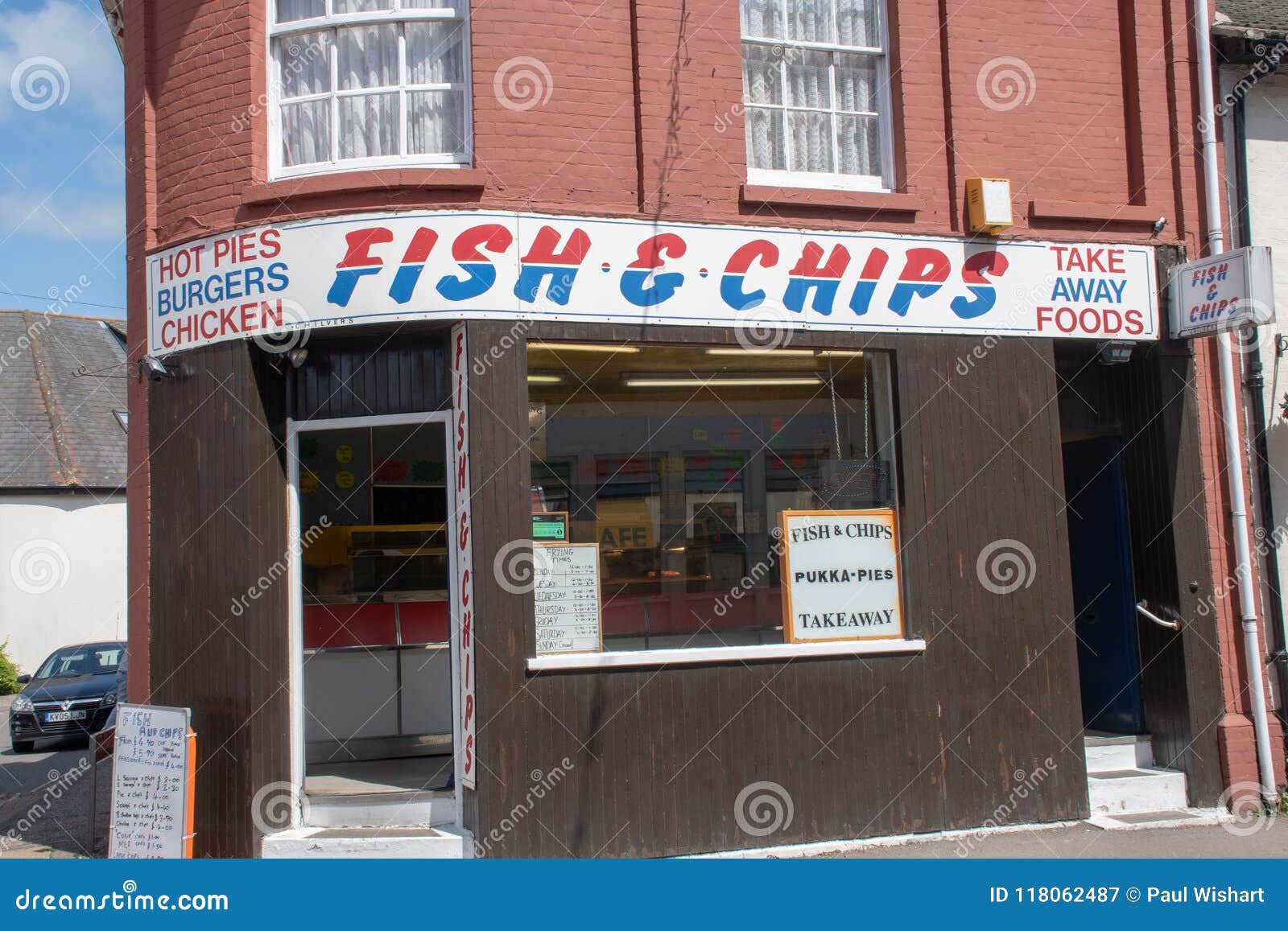 Traditionele Engelse Vissen En Chip Takeaway-winkel Redactionele ...