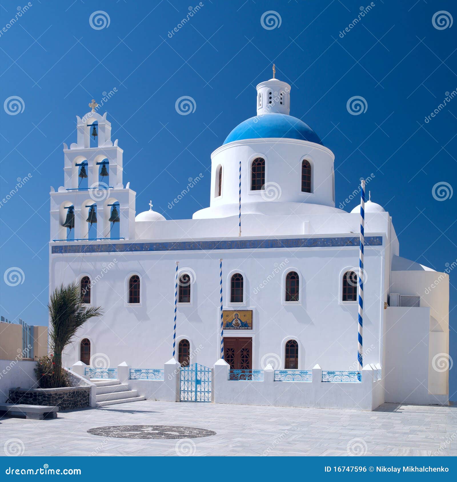 Traditionele Griekse Kerk Met Klokken Stock Foto - Image of cultuur ...