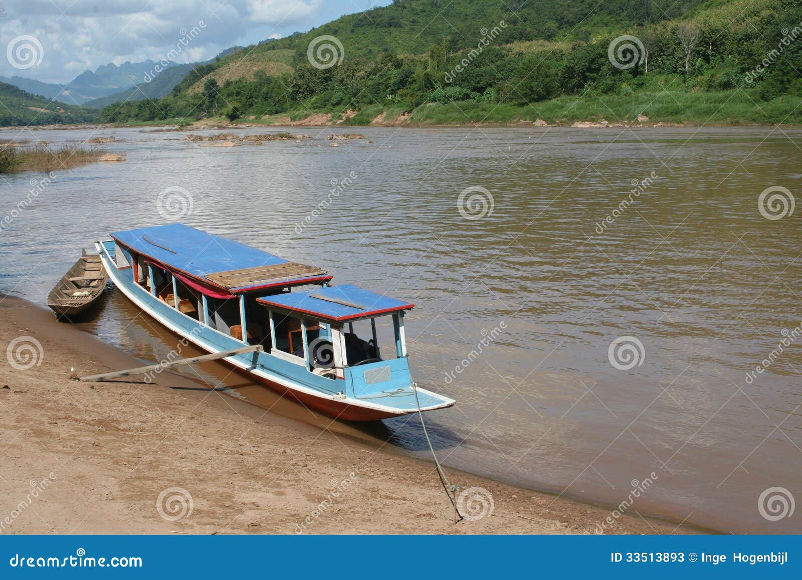 Traditionele Houten Boot Bij De Rivier Stock Afbeelding - Image of boot ...