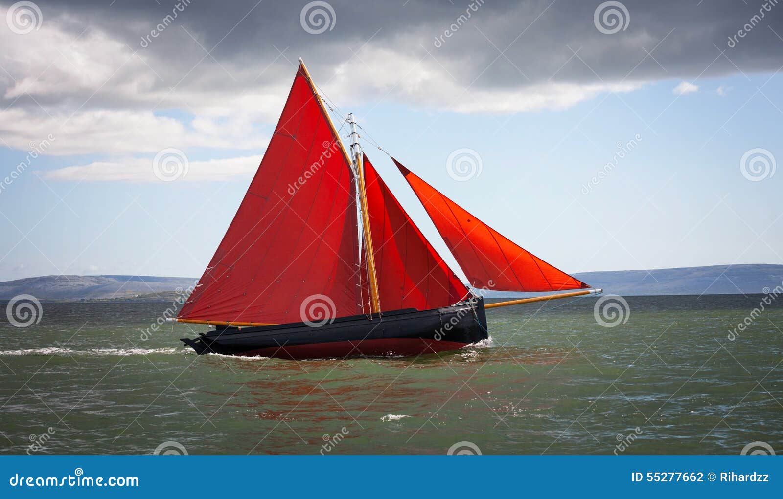Traditionele Houten Boot Met Rood Zeil Stock Foto - Image of hemel ...