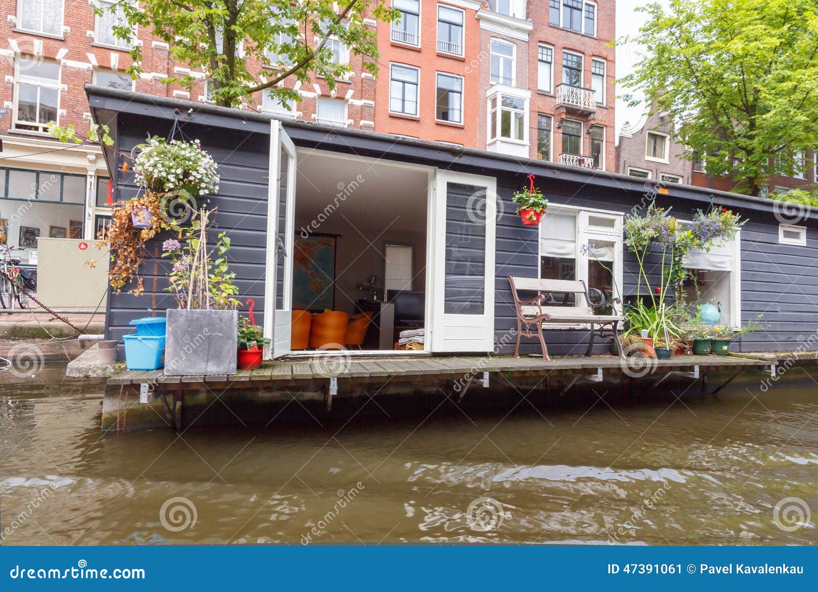Traditionele Huisboot Op De Kanalen Van Amsterdam Redactionele Foto ...