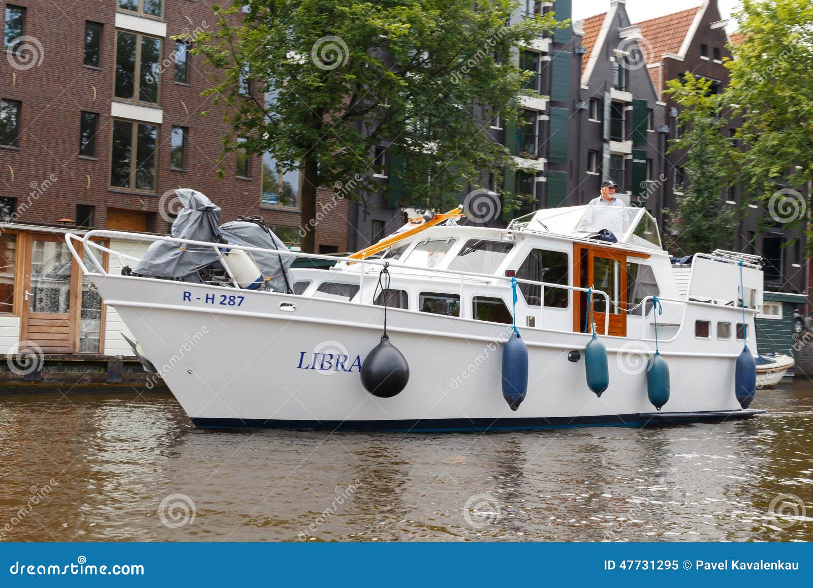 Traditionele Huisboot Op De Kanalen Van Amsterdam Redactionele ...