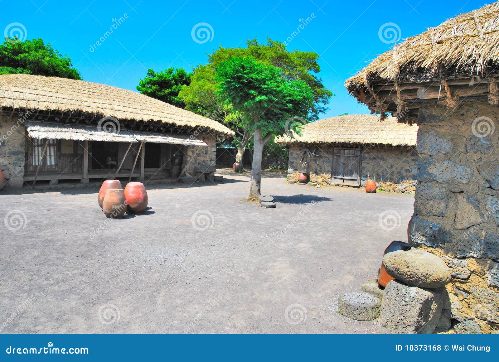 Traditionele, Inheemse Dorpshutten Stock Foto - Image of cultuur ...