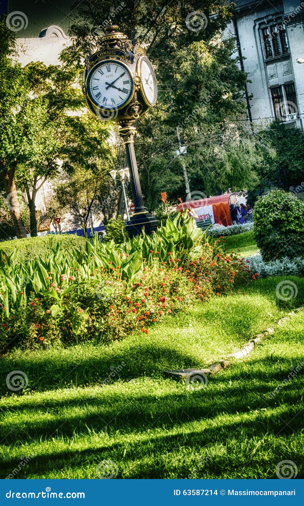 Traditionele Klok in Het Park Van Parcul Unirii, Boekarest Redactionele ...
