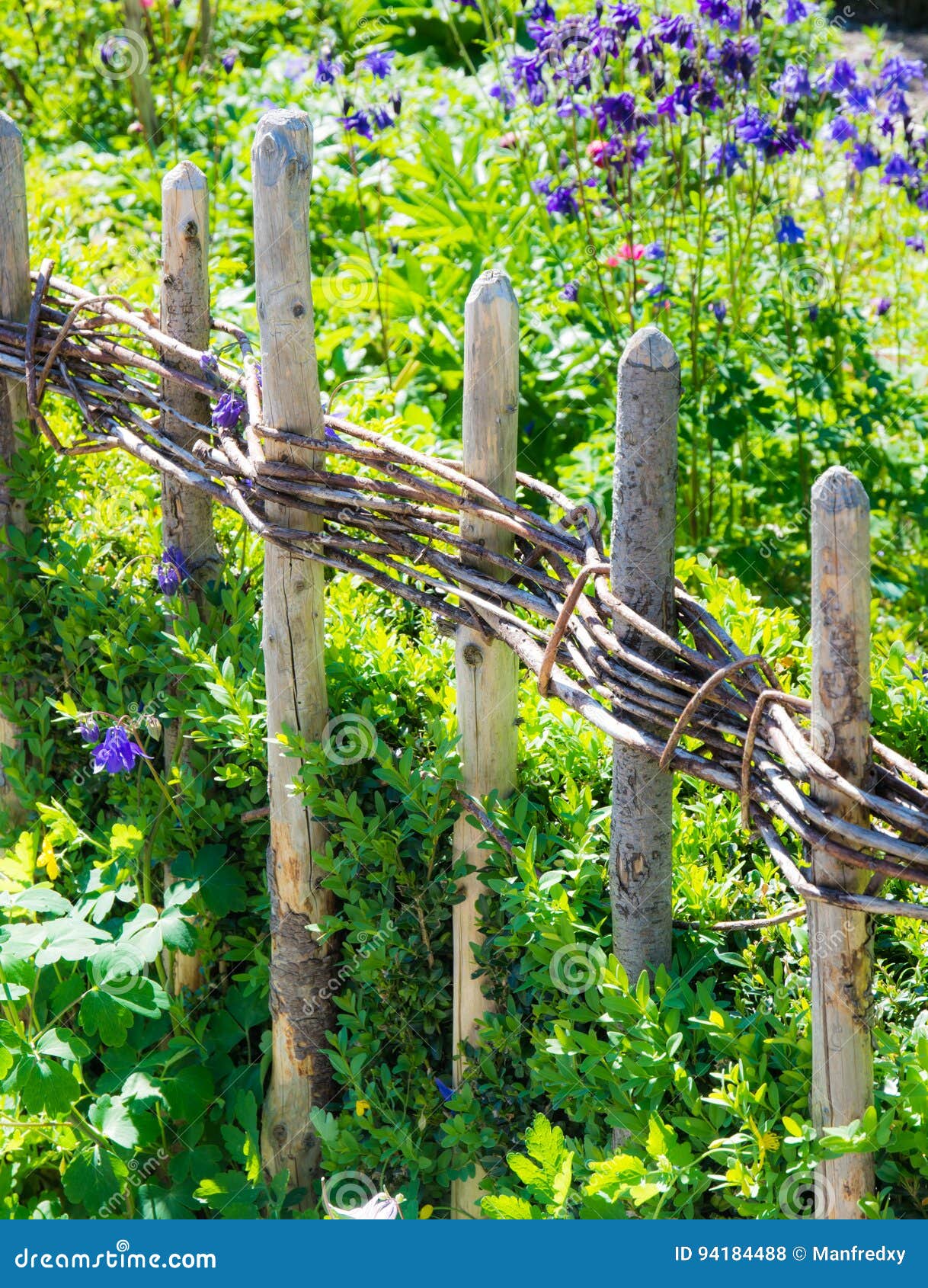 Traditionele Moestuin Met Een Houten Omheining Stock Foto - Image of ...
