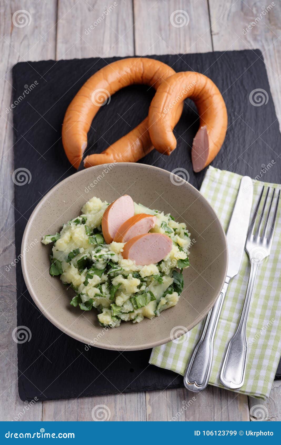 Traditionele Nederlandse Schotel Stamppot Met Rookworst Stock ...