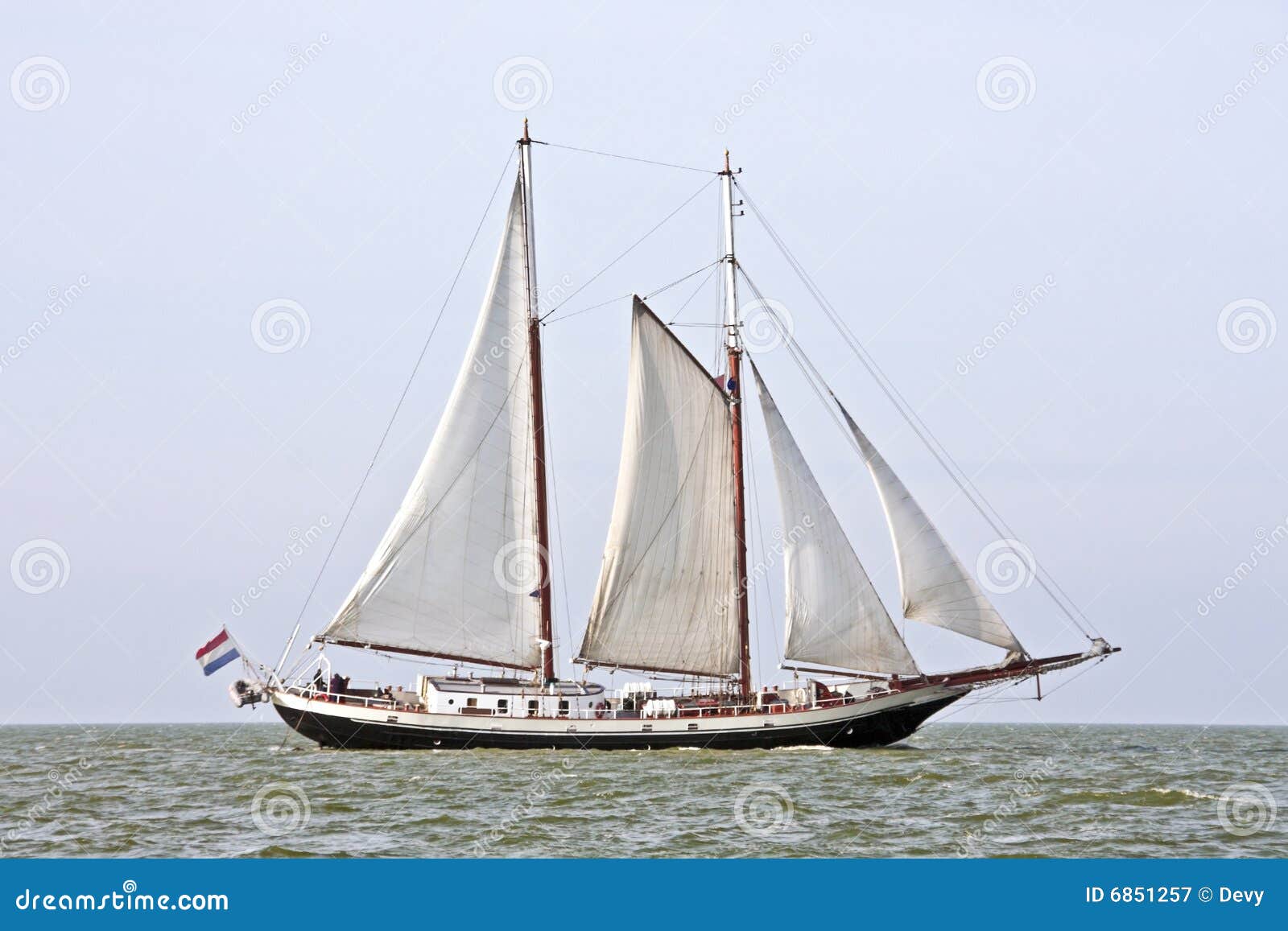 Traditionele Nederlandse Zeilboot in Nederland Stock Afbeelding - Image ...