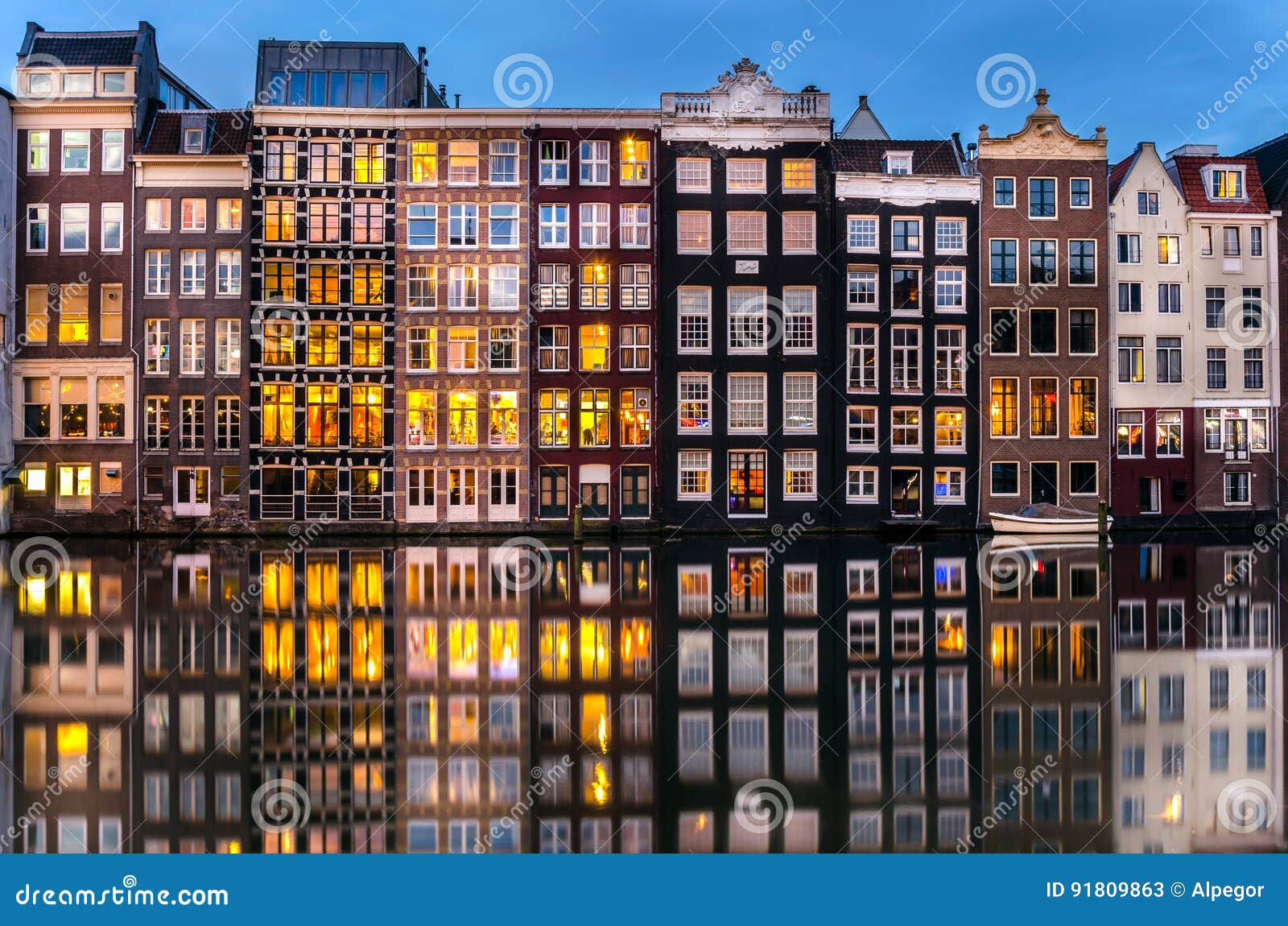 Traditionele Oude Gebouwen in Amsterdam Stock Afbeelding - Image of ...