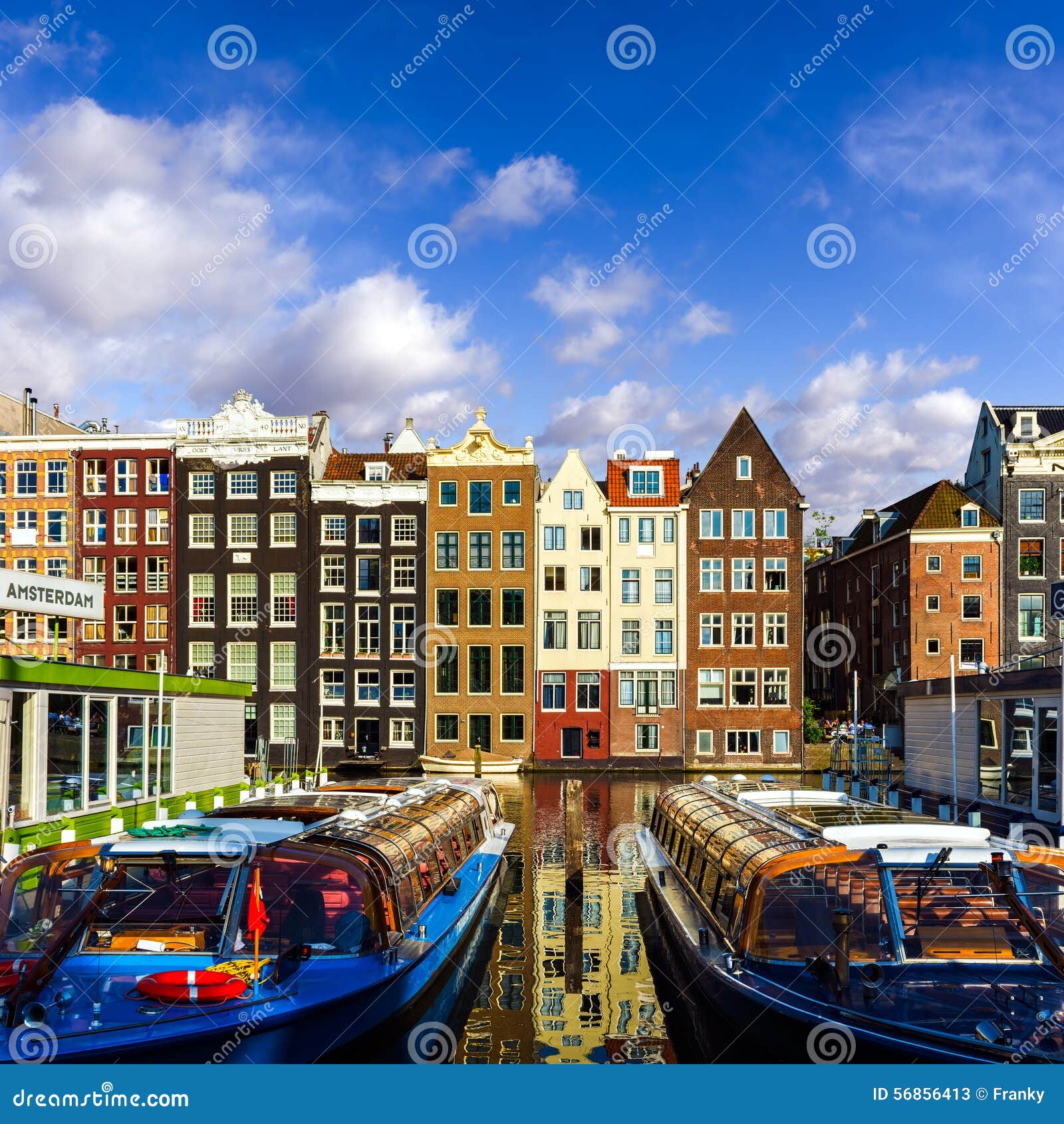 Traditionele Oude Gebouwen in Amsterdam, Nederland Stock Afbeelding ...