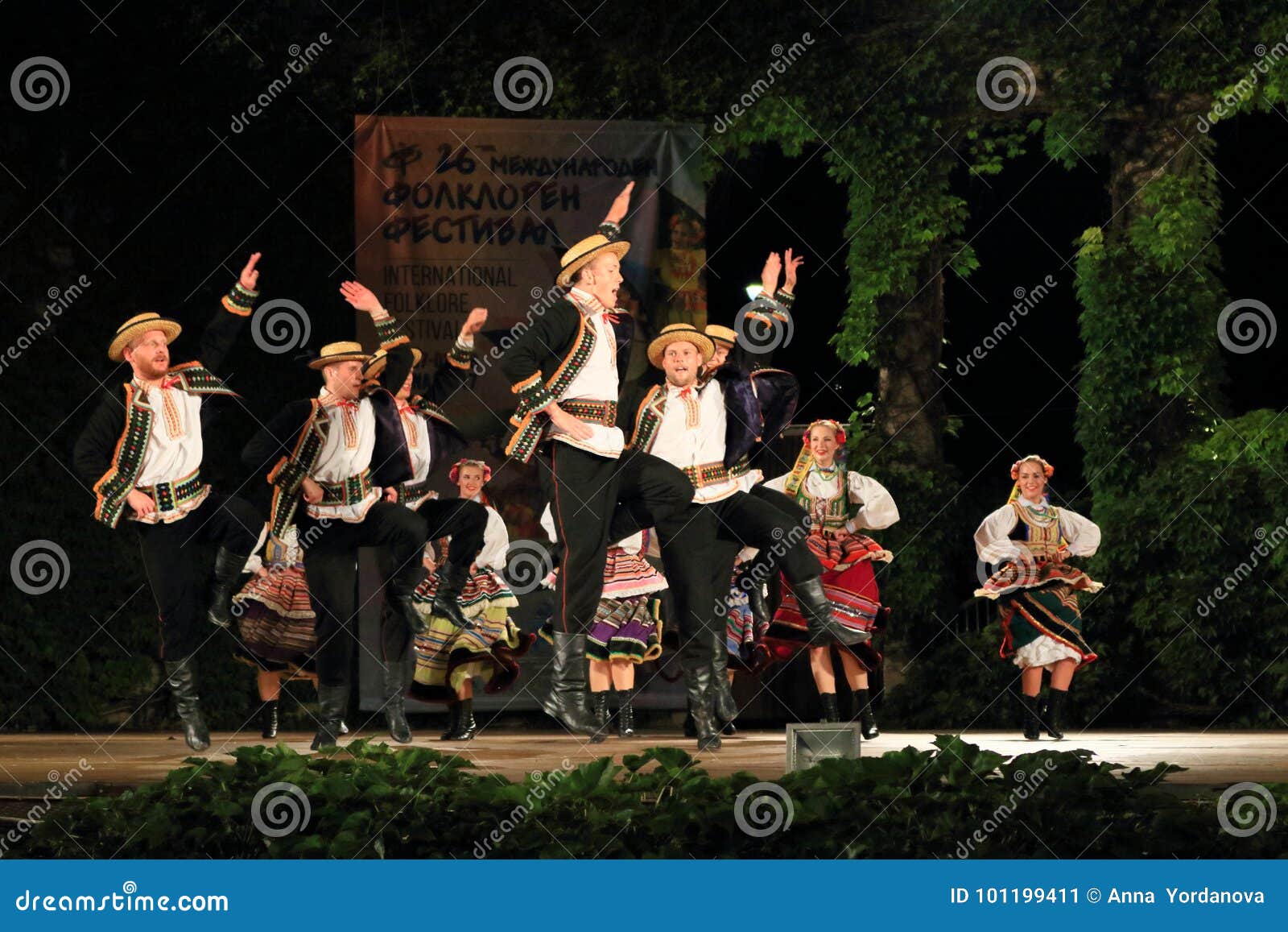 Traditionele Poolse dans redactionele foto. Image of dansers - 101199411