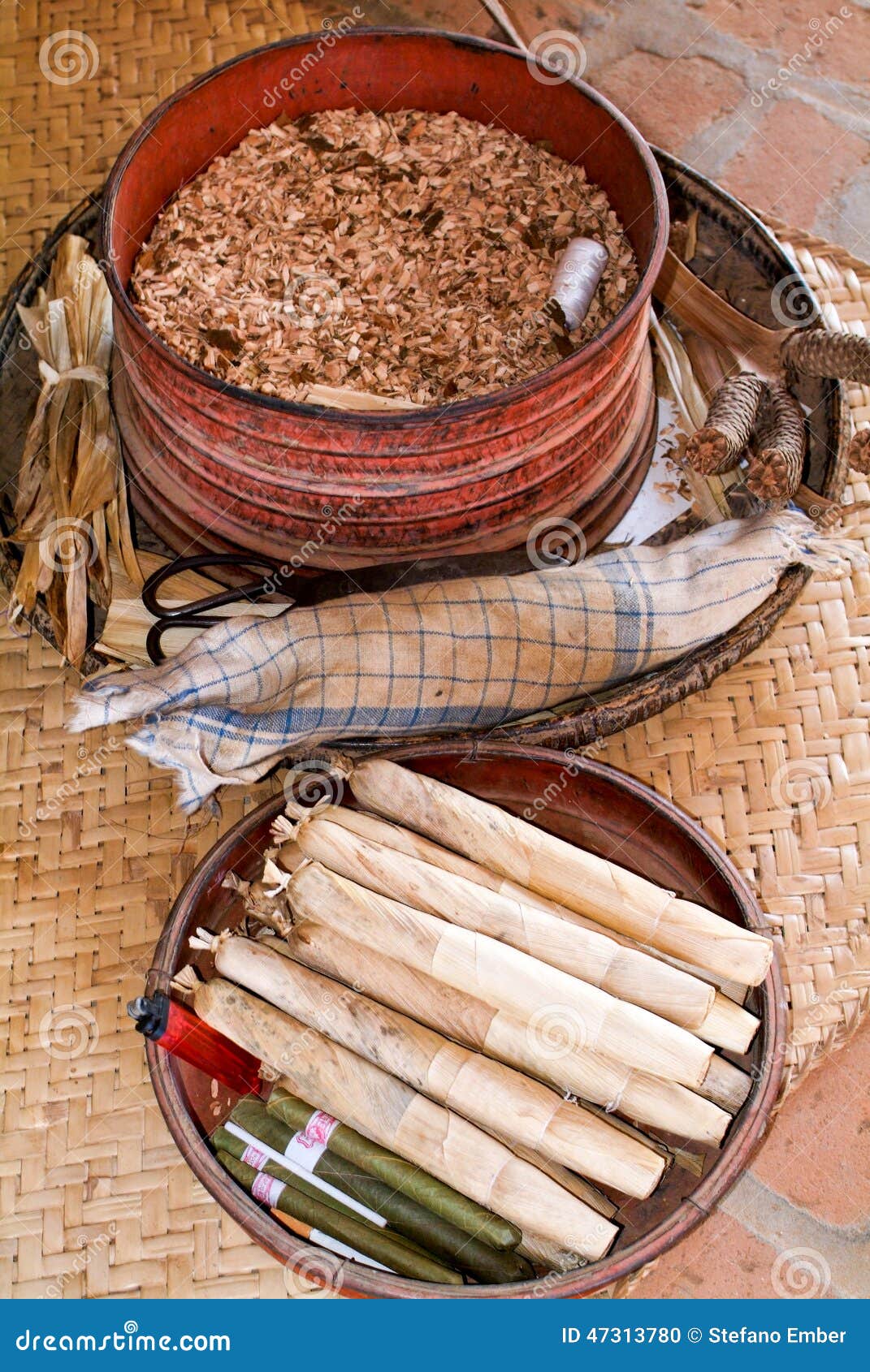 Traditionele Productie Van Sigaar in Bagan Stock Foto - Image of ...