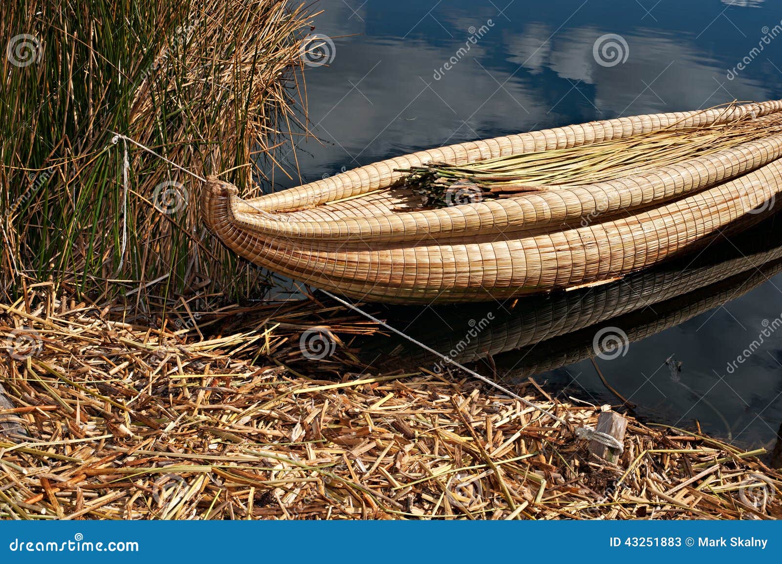 Traditionele rietboot stock afbeelding. Image of eiland - 43251883