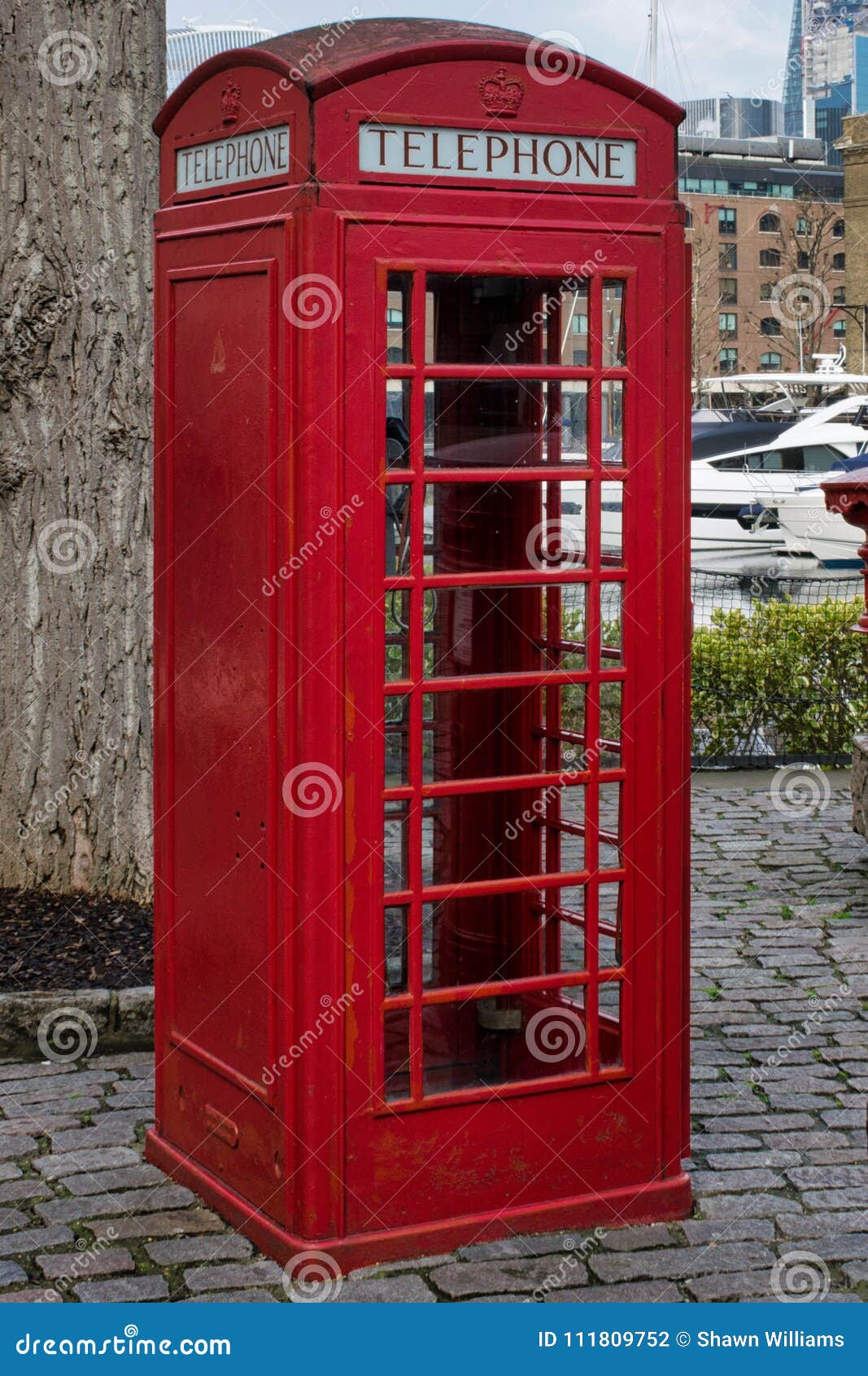 Traditionele Rode Engelse Telefooncel Die Net Onder Ogen Zien Stock ...