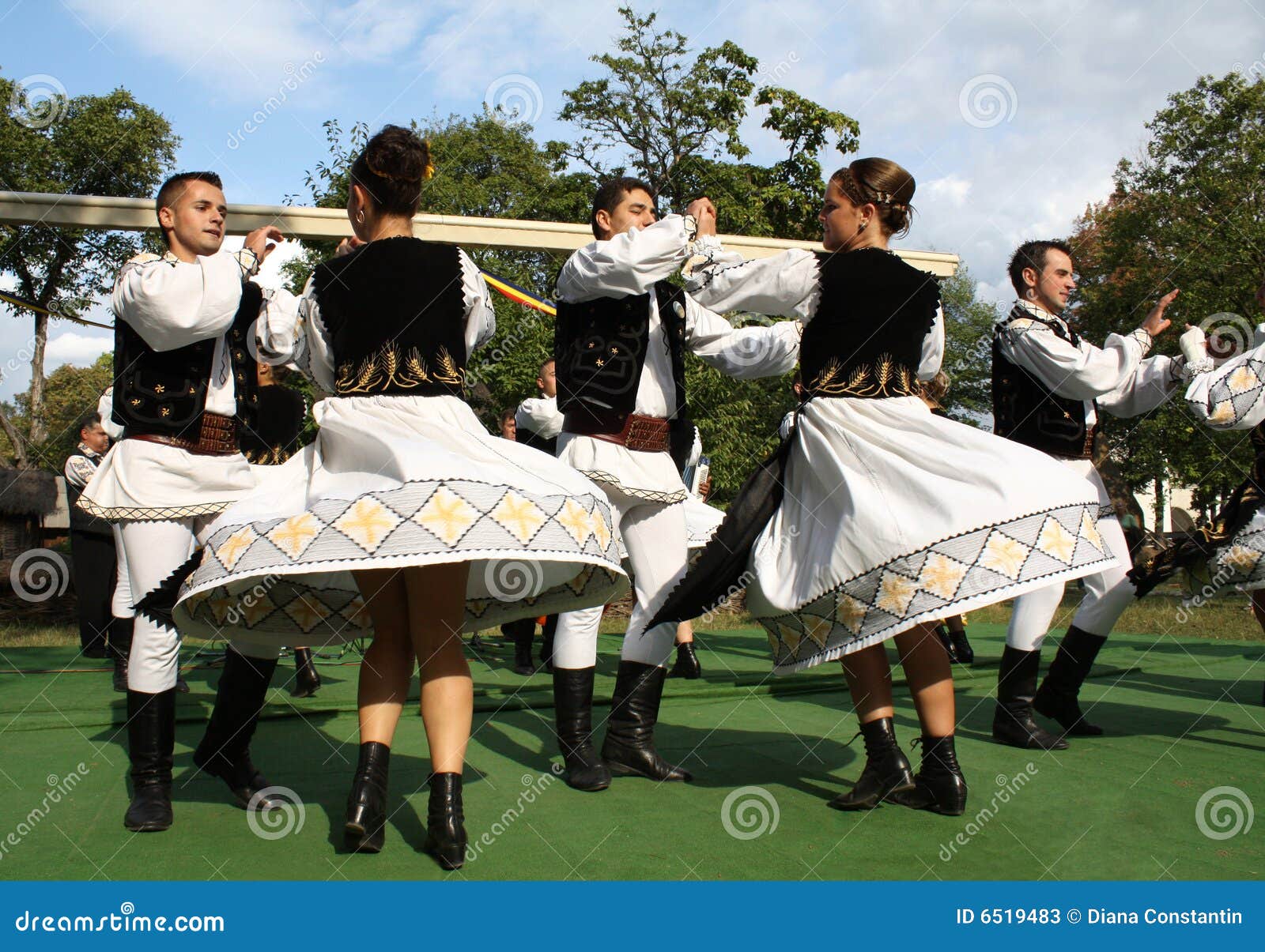 Traditionele Roemeense Dans Redactionele Stock Foto - Image of mensen ...