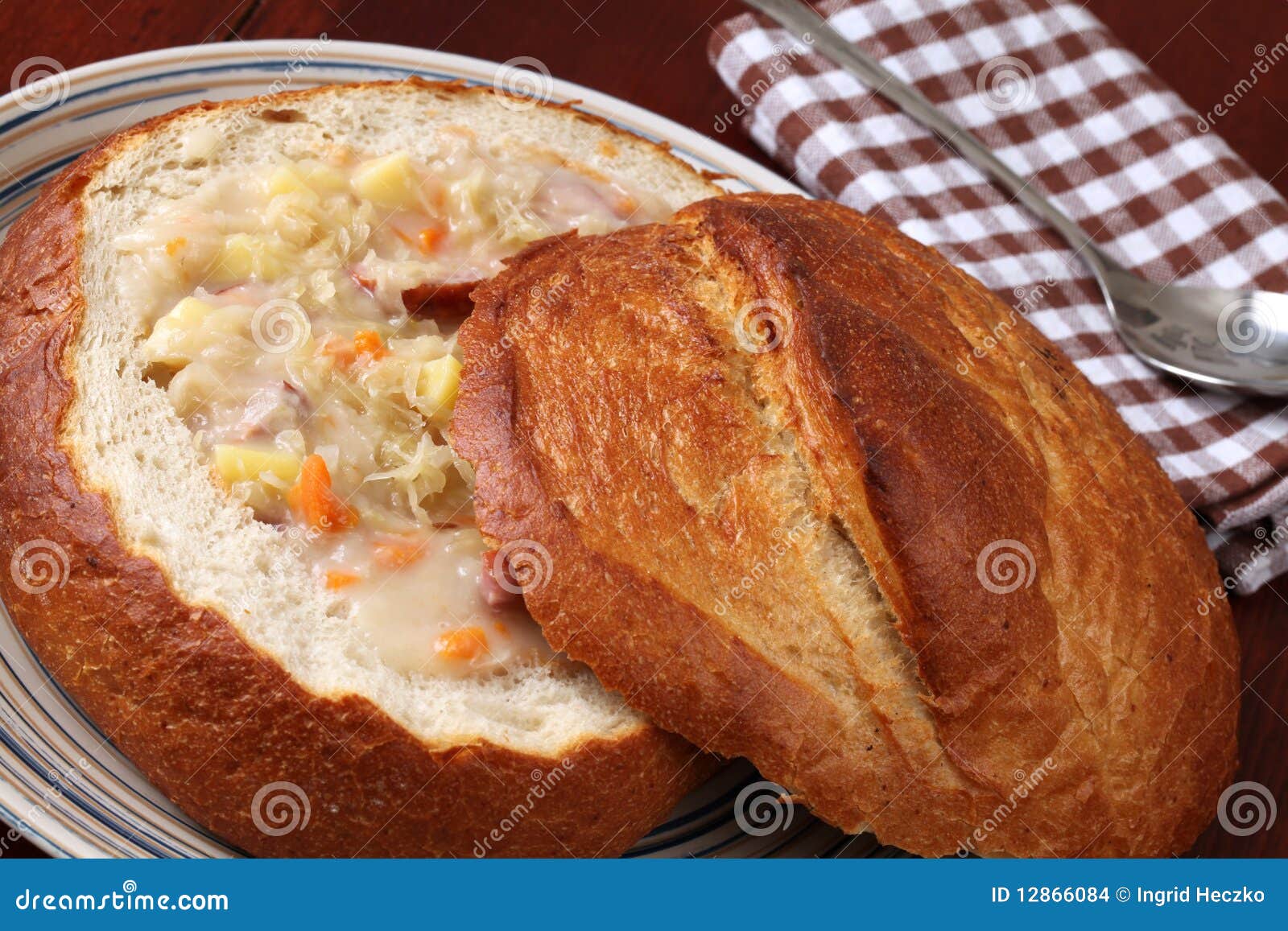 Traditionele Tsjechische Koolsoep in Een Broodkom Stock Foto - Image of ...